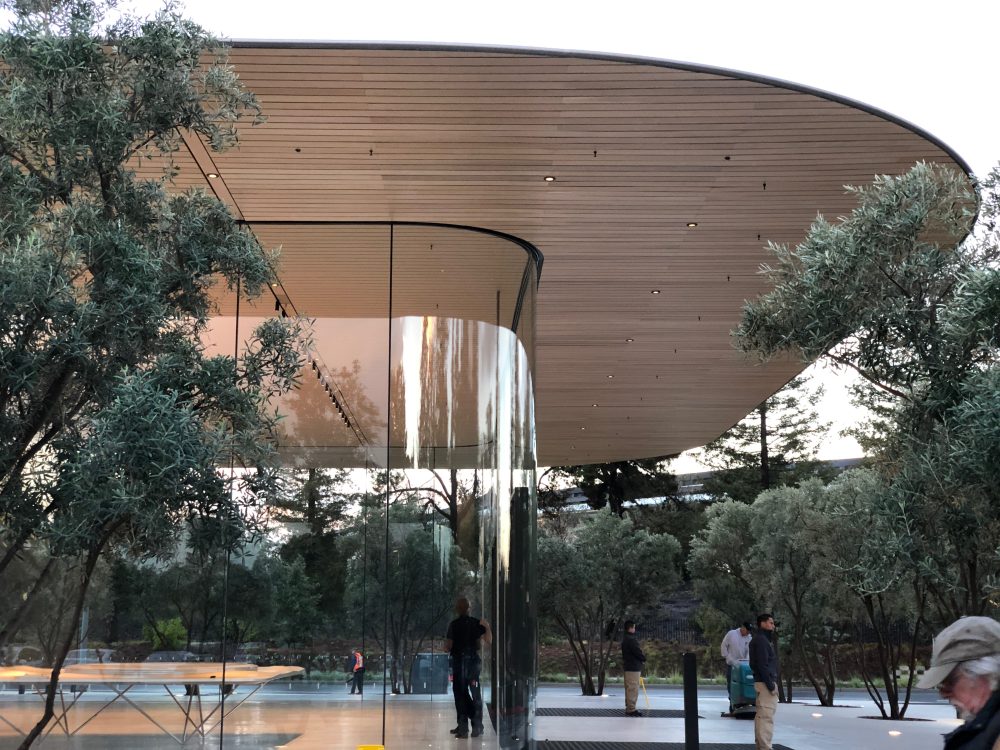 Apple Park's Visitor Center welcomes the public with grand opening ...