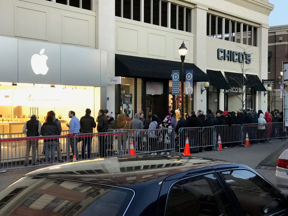 iPhone X launch day Apple Store queues drastically different from ...