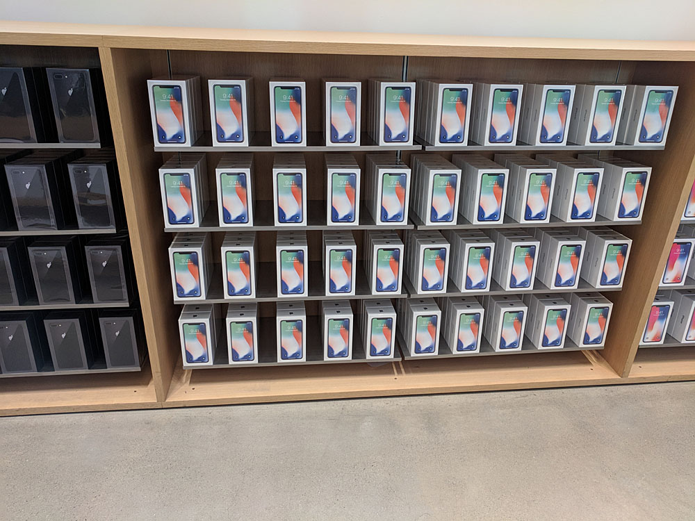Check out the iPhone X action at Apple's flagship 5th Avenue store ...