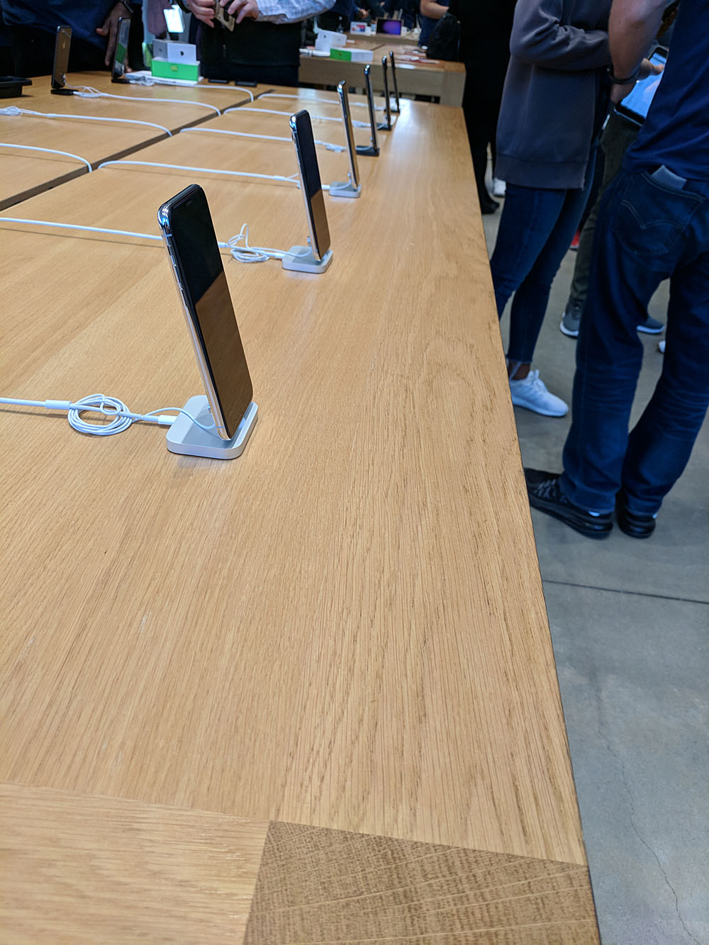 Check out the iPhone X action at Apple's flagship 5th Avenue store ...