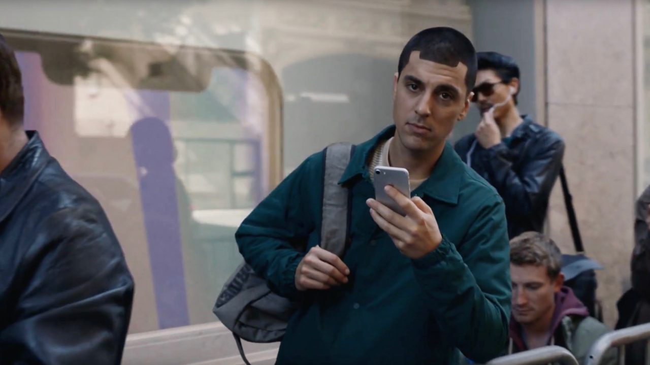 New Samsung ad mocks the iPhone X's notch, headphone dongle, more ...