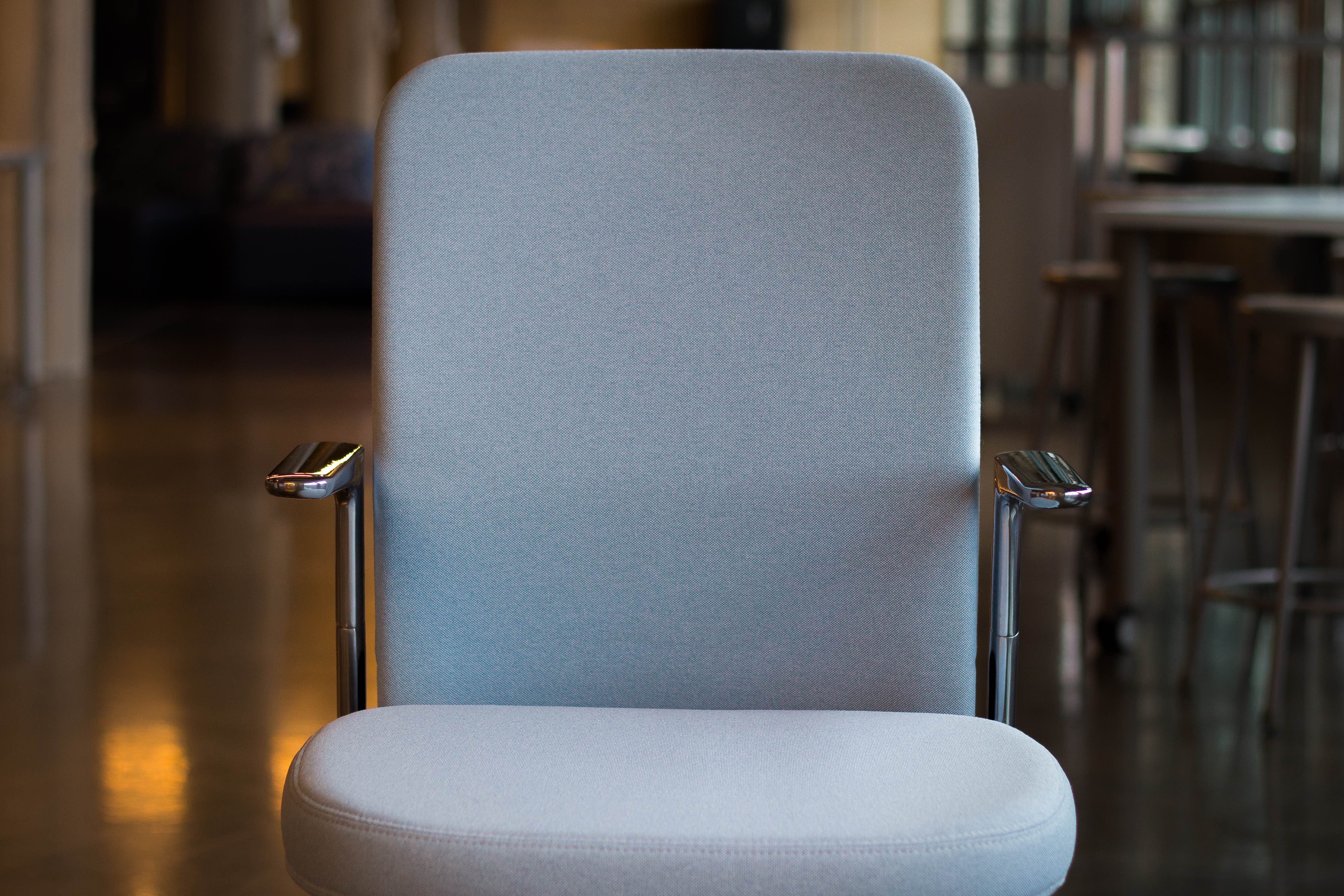 Review: Living with Vitra's Pacific Chair, Jony Ive's choice for Apple ...