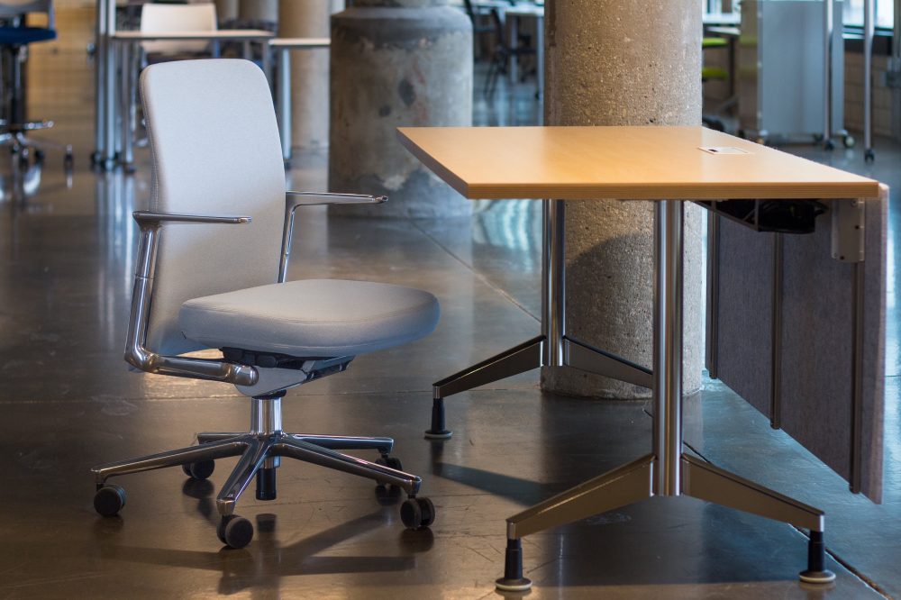 Review: Living with Vitra's Pacific Chair, Jony Ive's choice for Apple ...