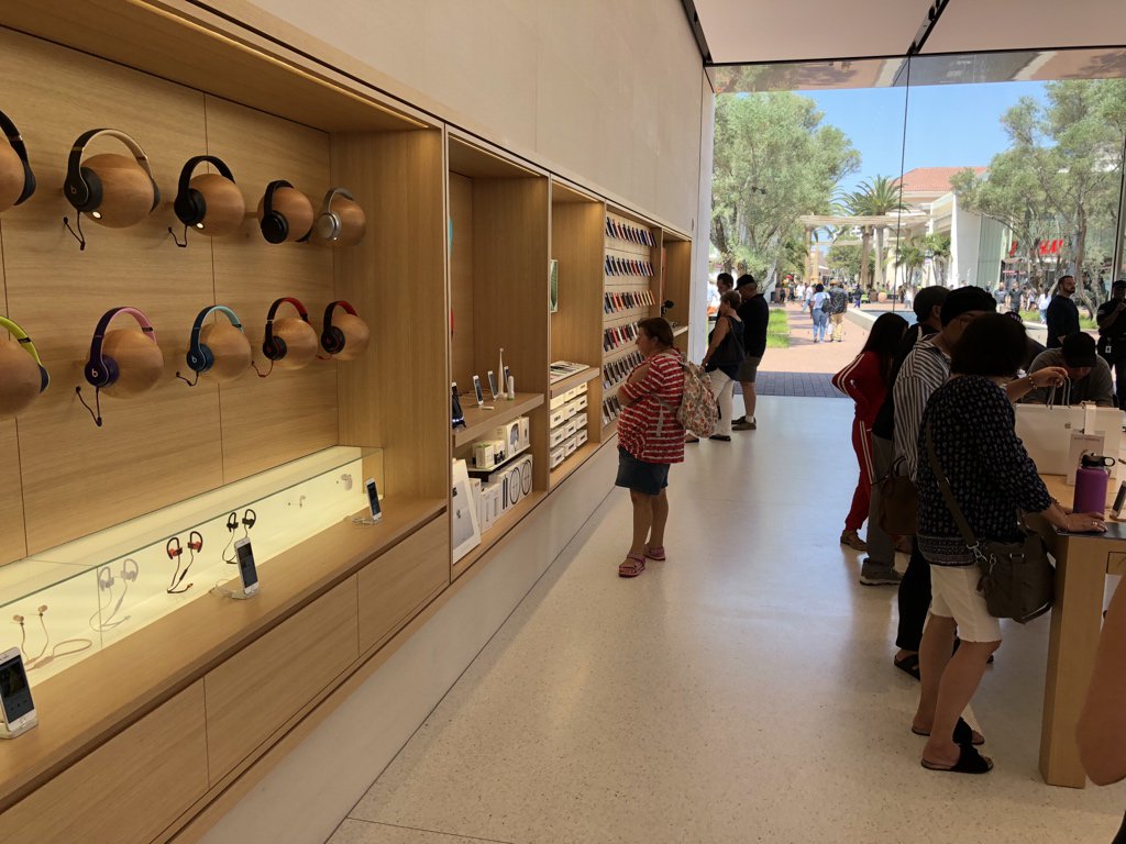 Photos: Apple welcomes customers to new stores at Orland Square Mall ...