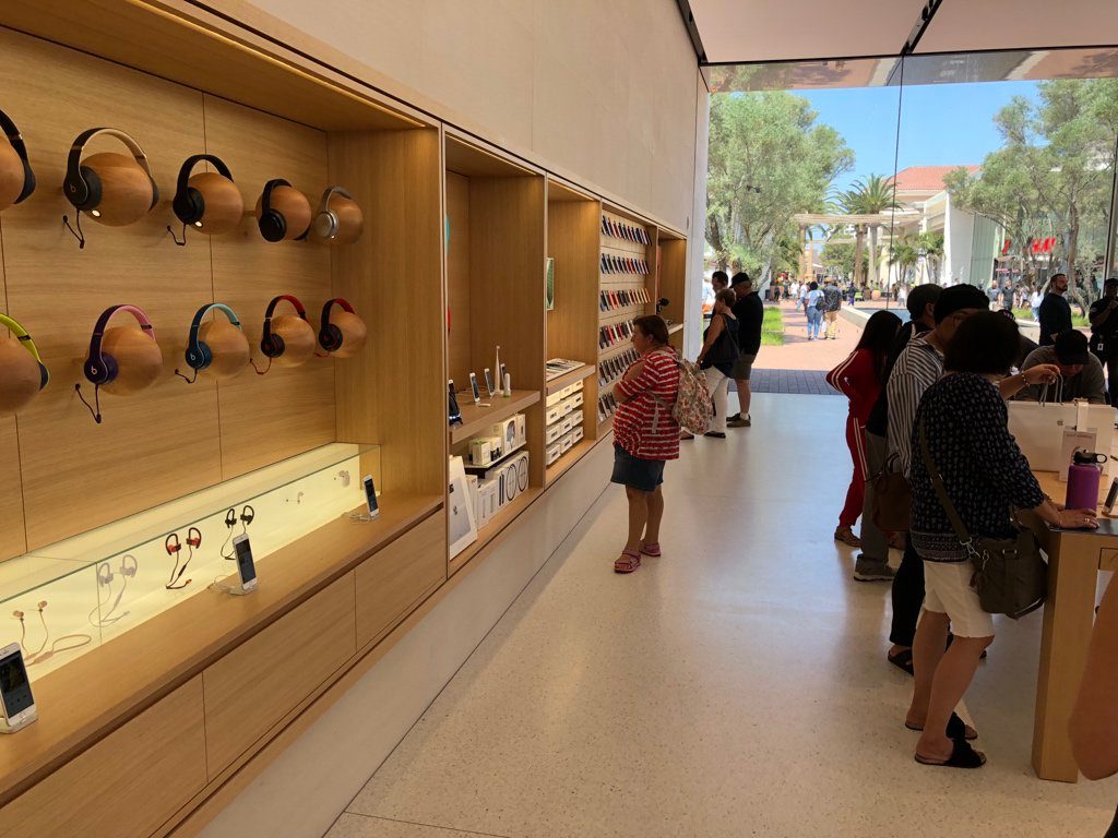 Photos: Apple welcomes customers to new stores at Orland Square Mall ...