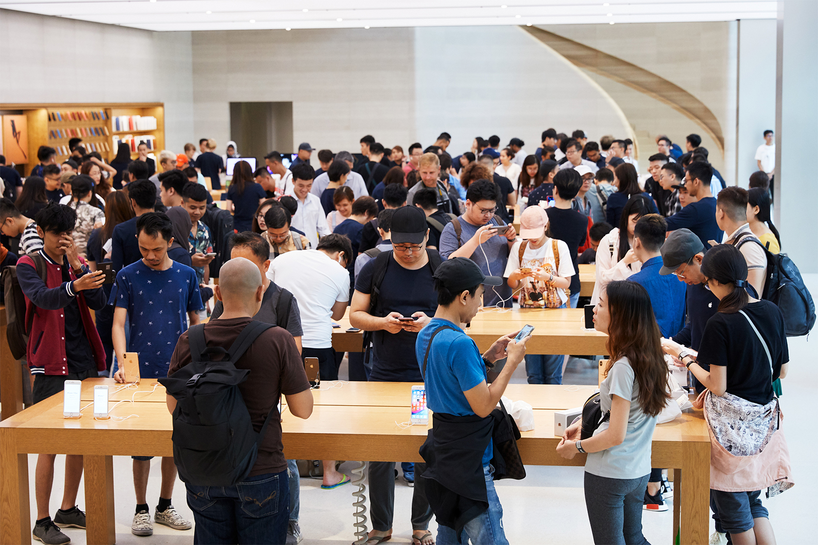Apple shares photos of customers trying and buying iPhone XS & Apple ...