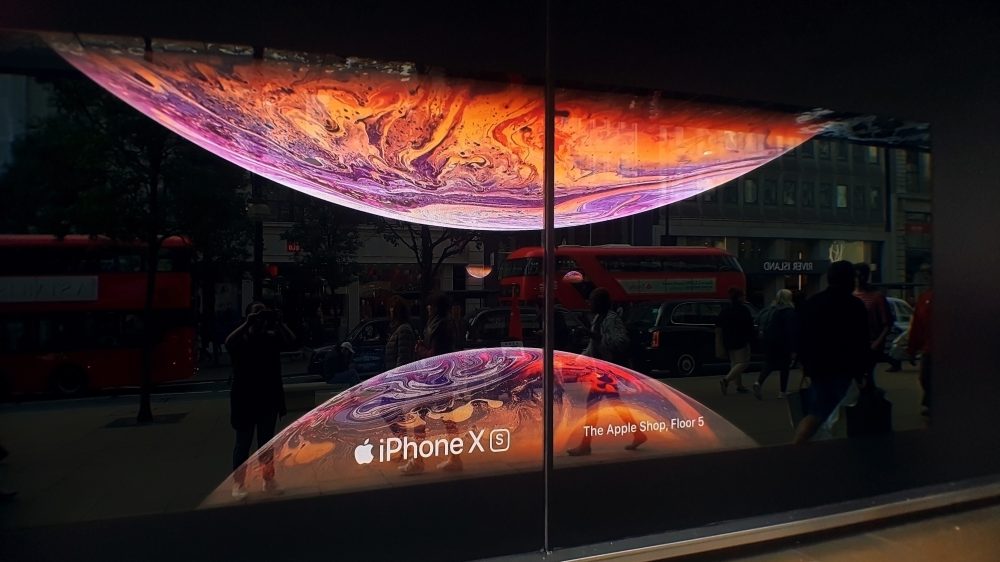 Apple Watch Series 4, iPhone XS motion displays decorate London ...