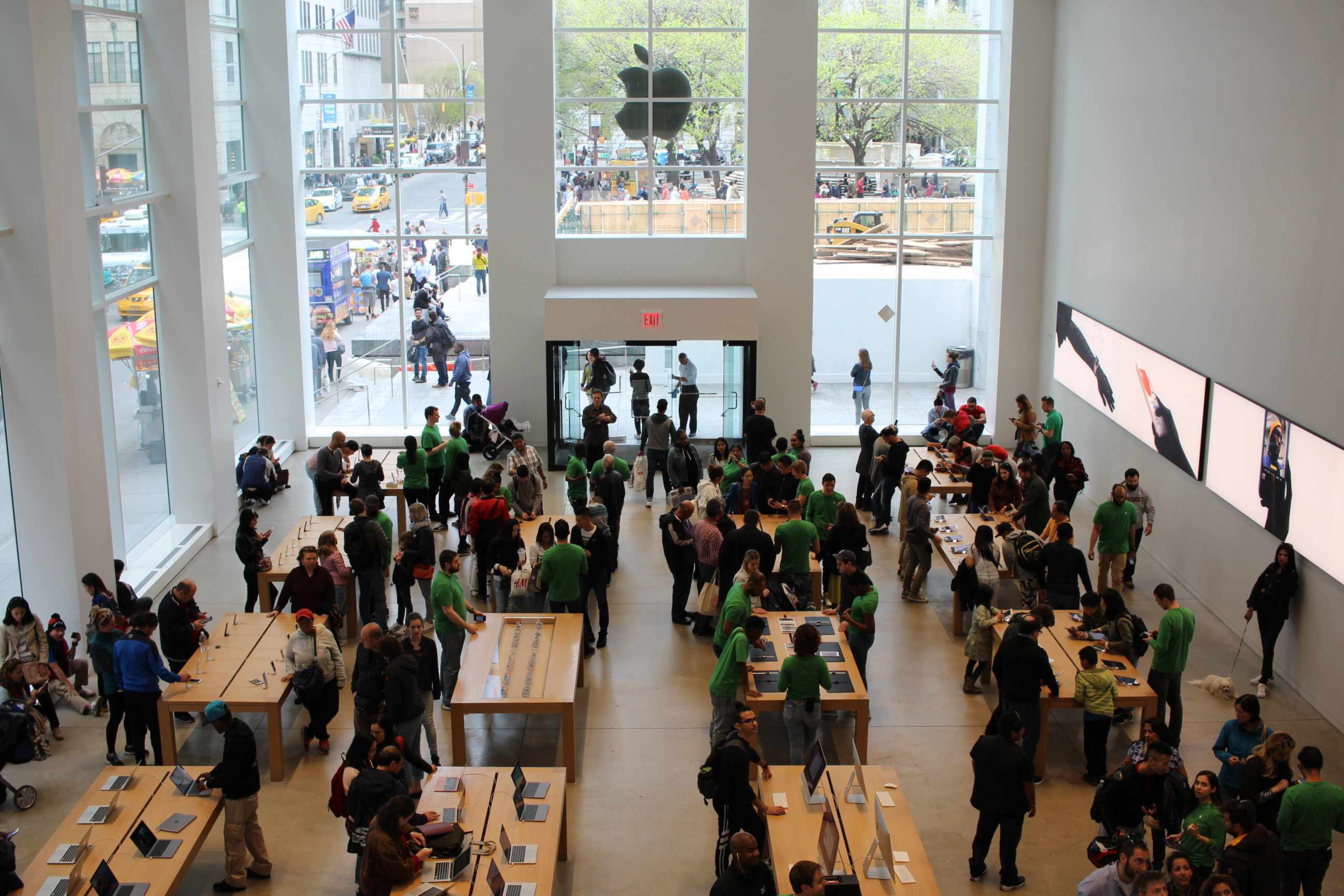 Documenting the overlooked craft of temporary Apple stores - 9to5Mac