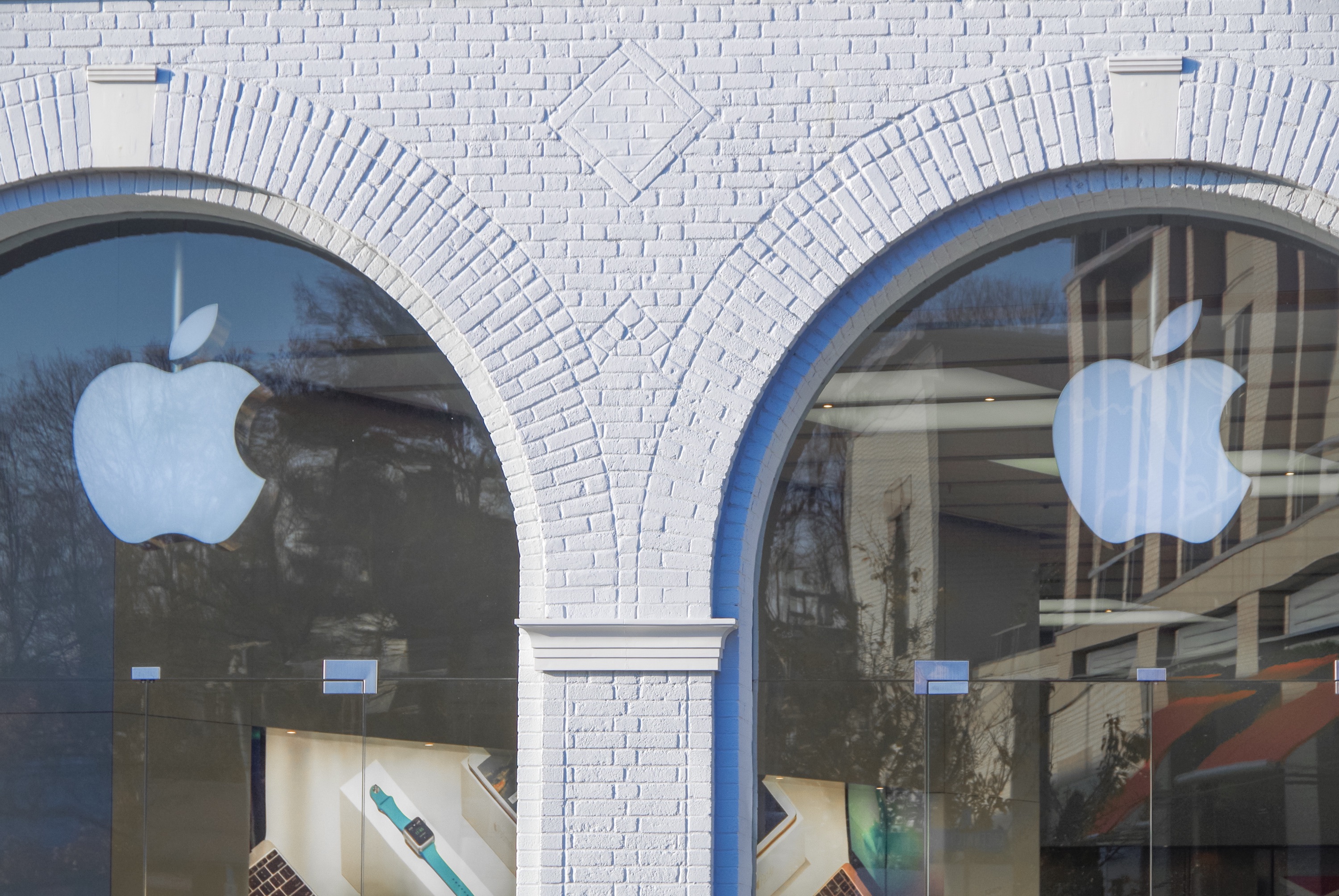 Winter wonderland: Apple's holiday window displays through the years ...