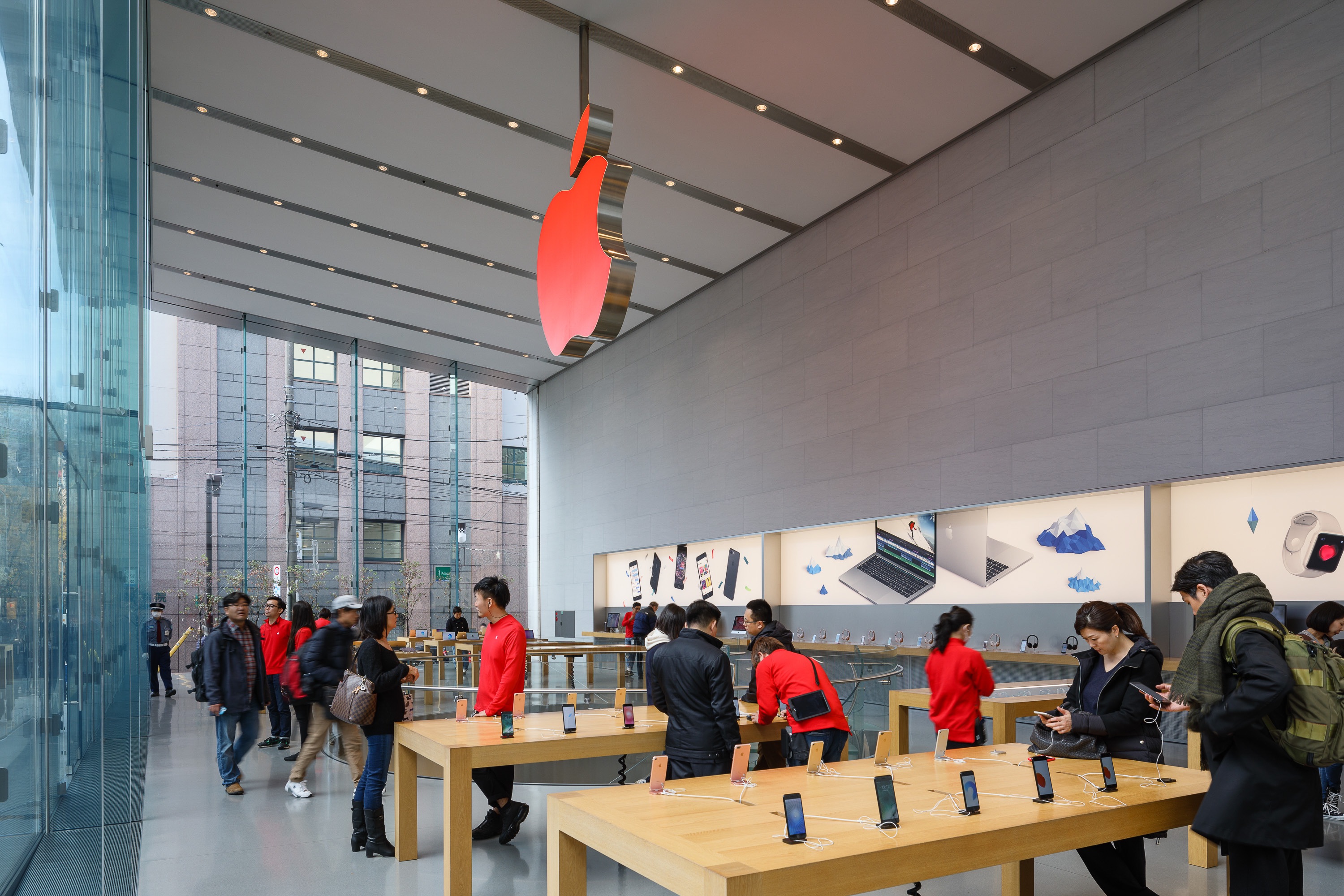 Winter wonderland: Apple's holiday window displays through the years ...