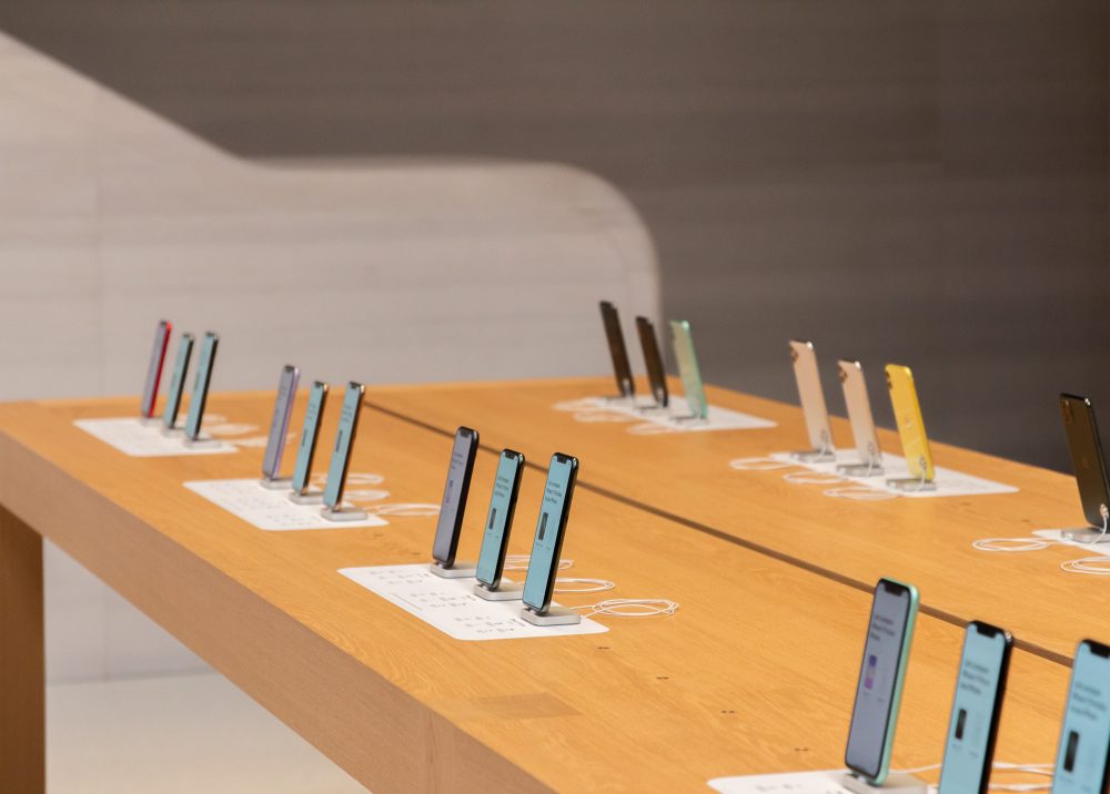 Everything new in Apple Stores for iPhone 11: Window displays ...