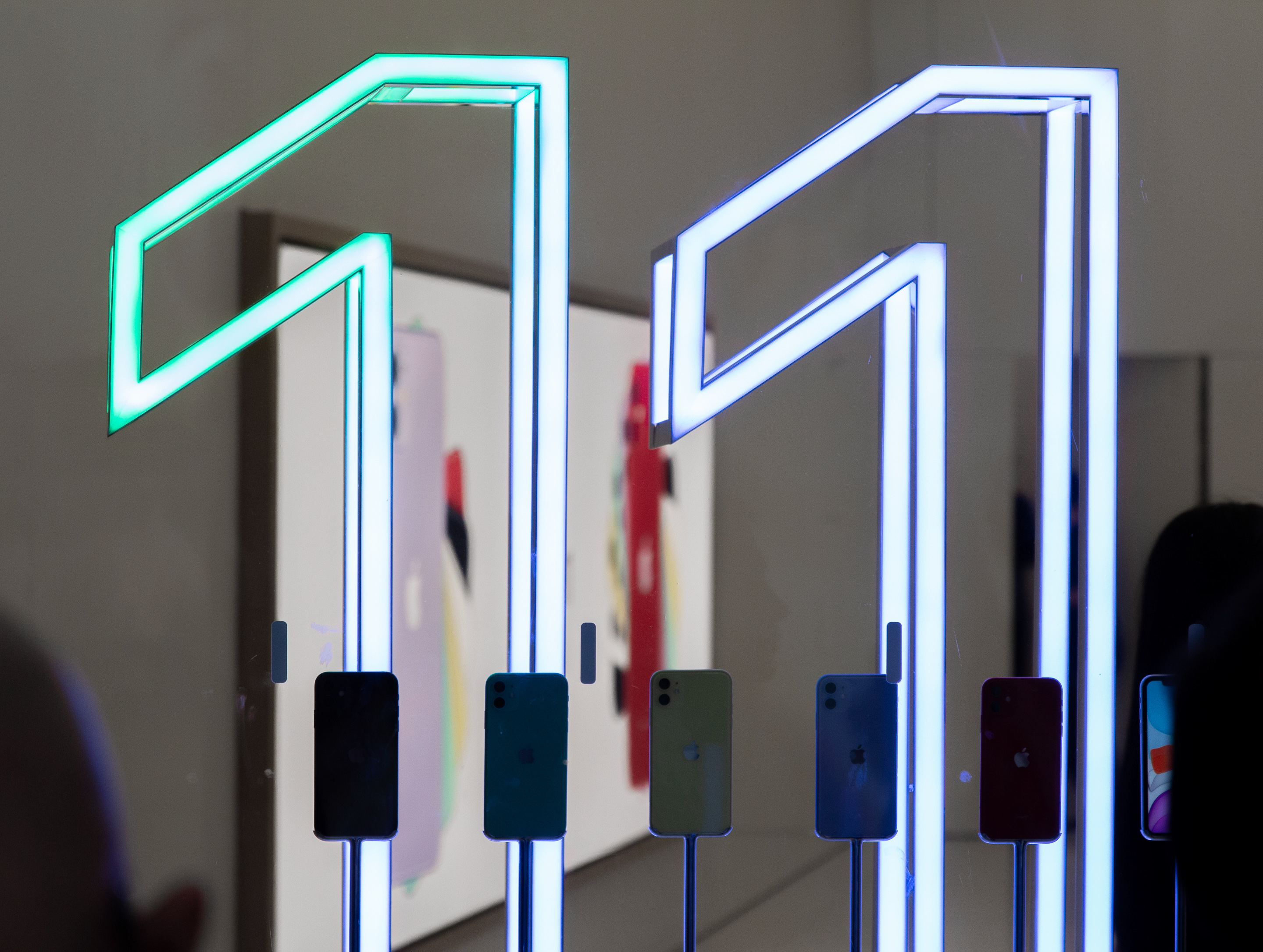 Everything new in Apple Stores for iPhone 11: Window displays ...