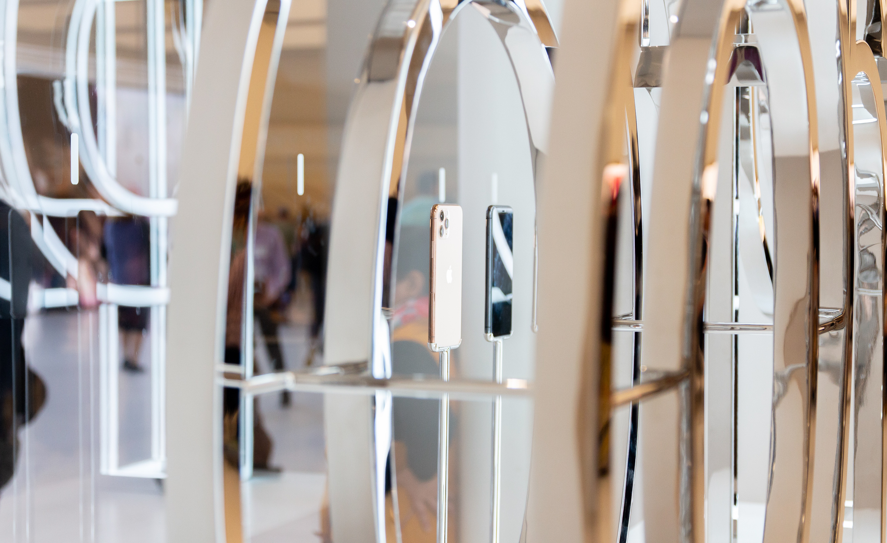 Everything new in Apple Stores for iPhone 11: Window displays ...