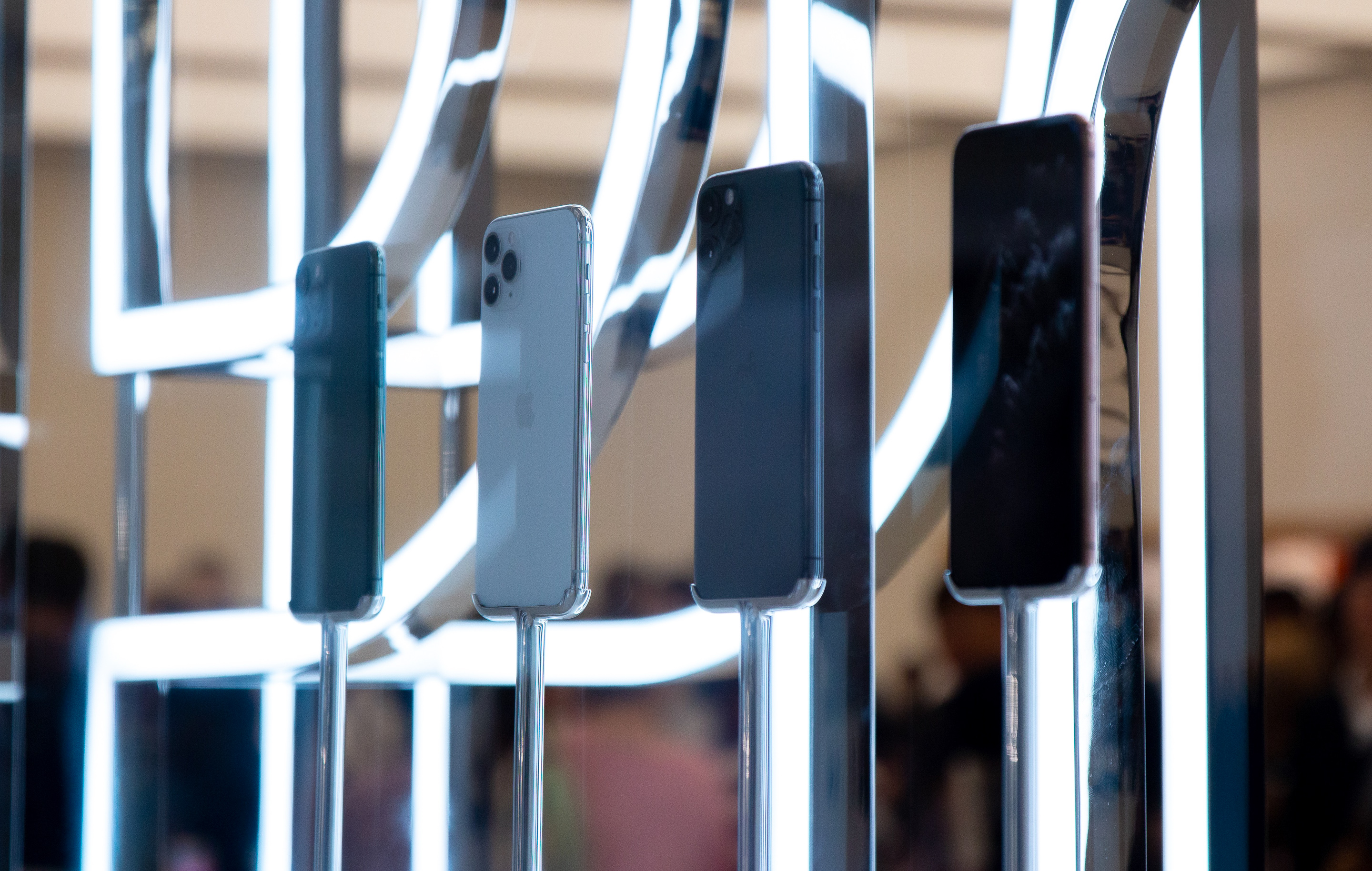 Everything new in Apple Stores for iPhone 11: Window displays ...