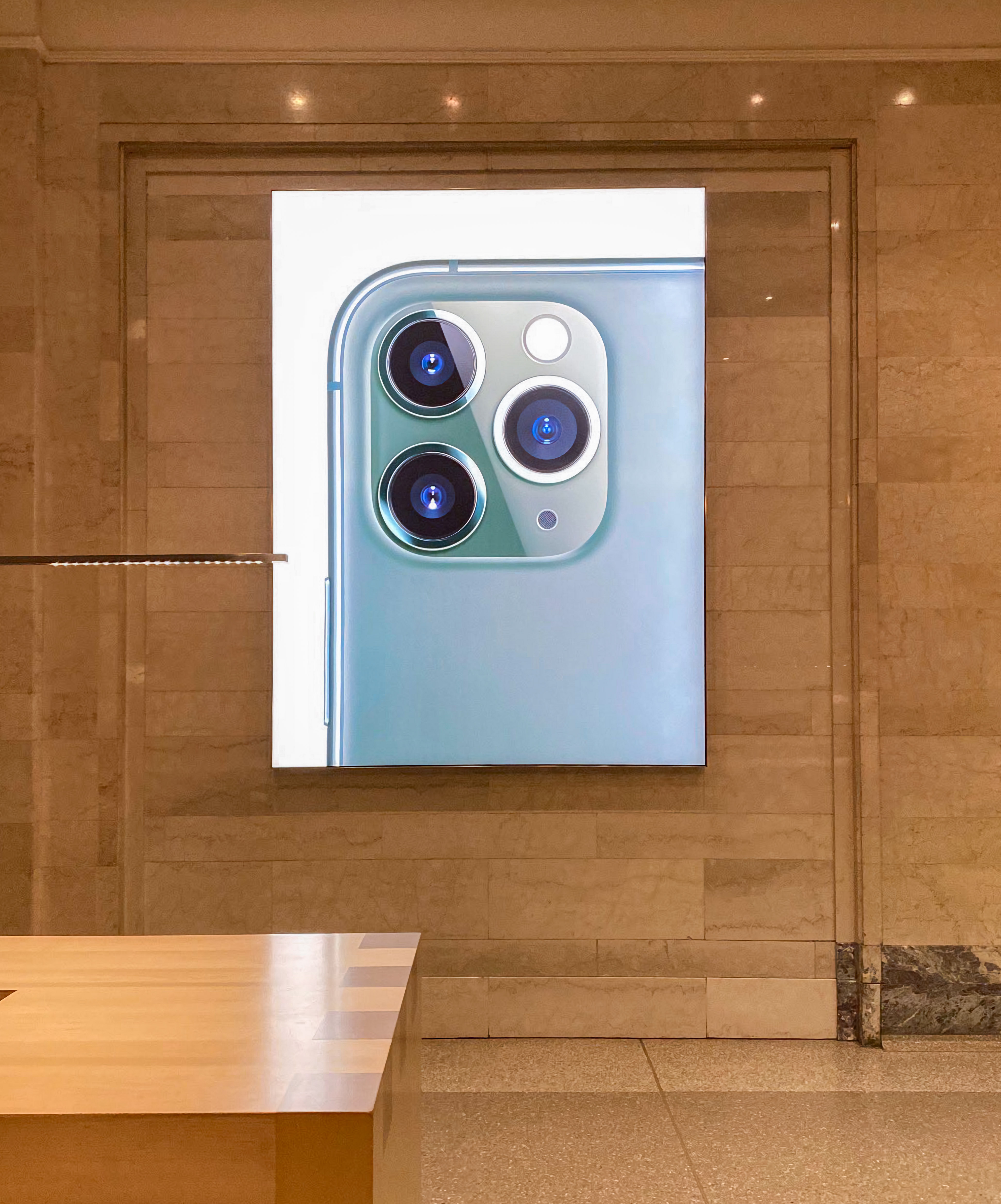 Apple Store displays redesigned with greater Apple Arcade focus - 9to5Mac