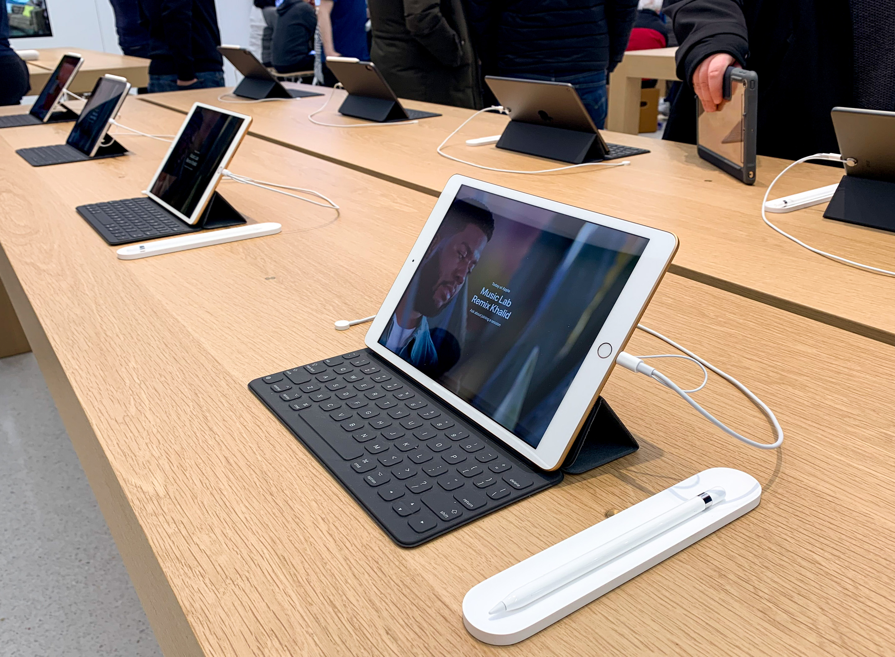 Grand opening: Toronto adds second Apple Store with latest design - 9to5Mac