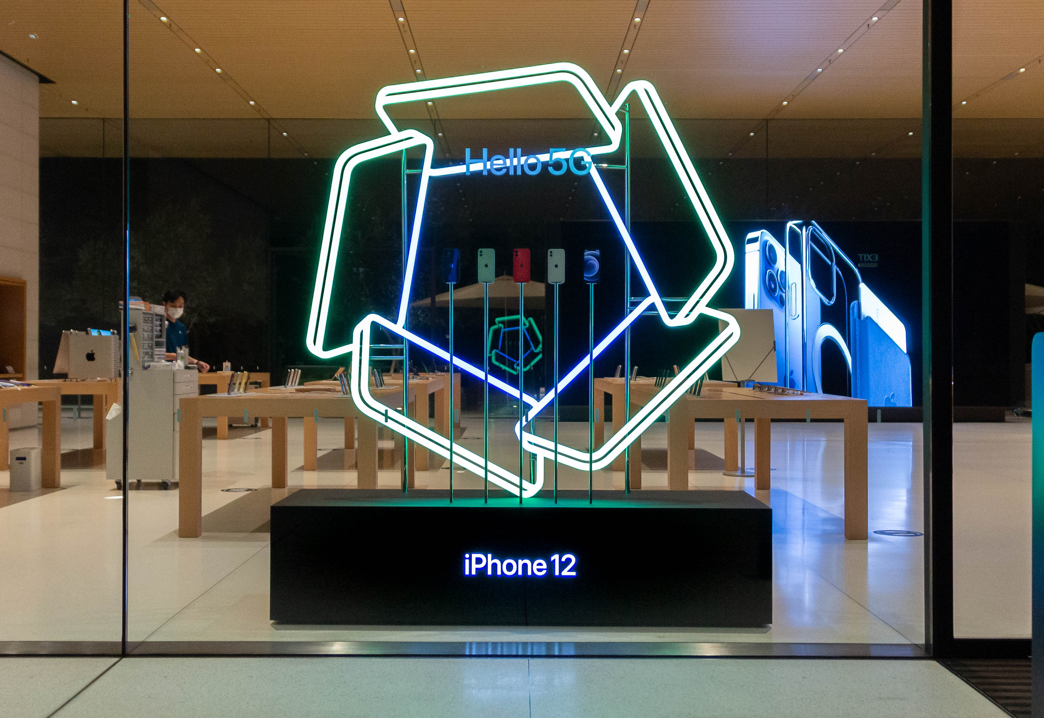 Apple Stores add glowing window displays for iPhone 12 launch - 9to5Mac
