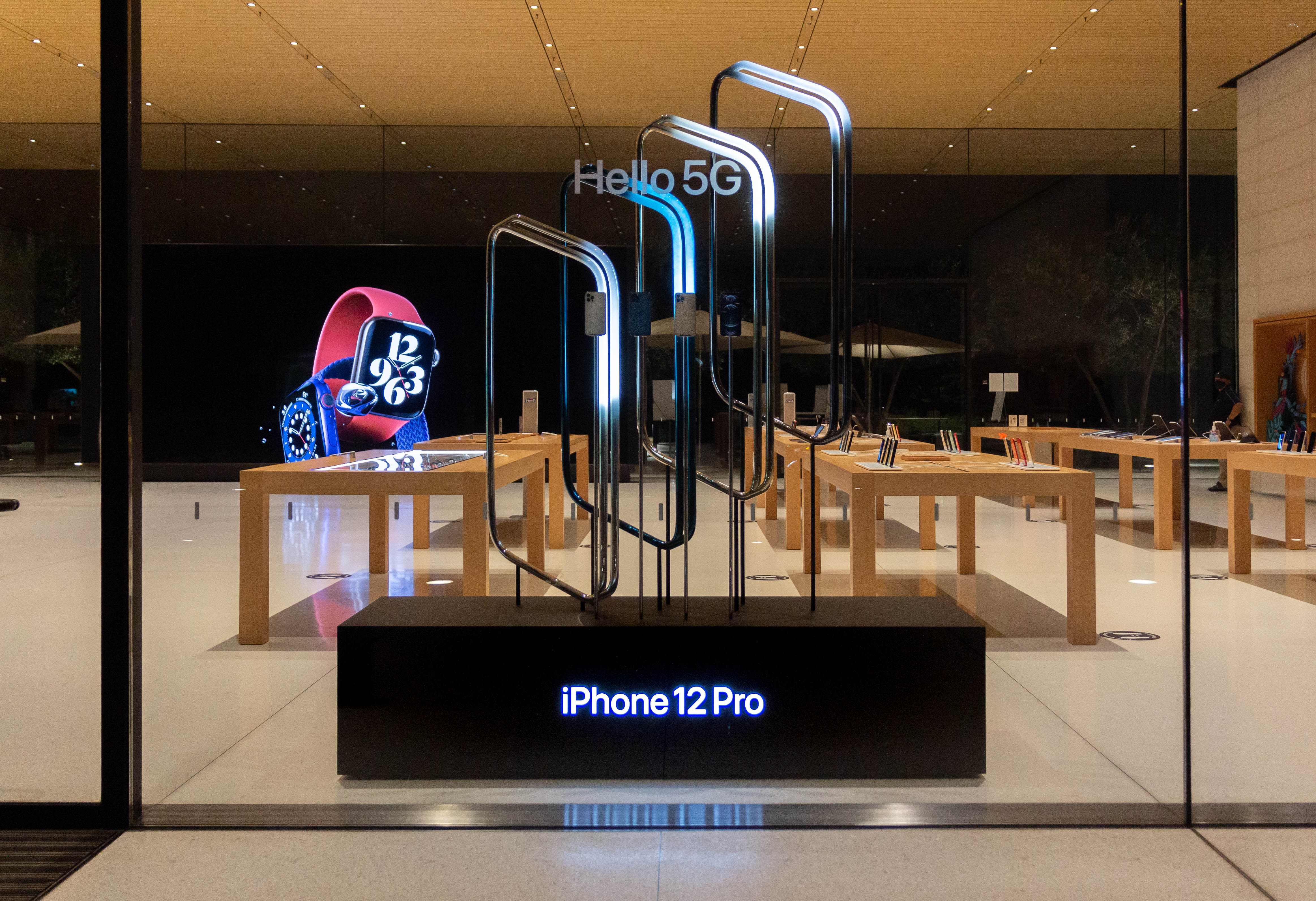 Apple Stores add glowing window displays for iPhone 12 launch - 9to5Mac