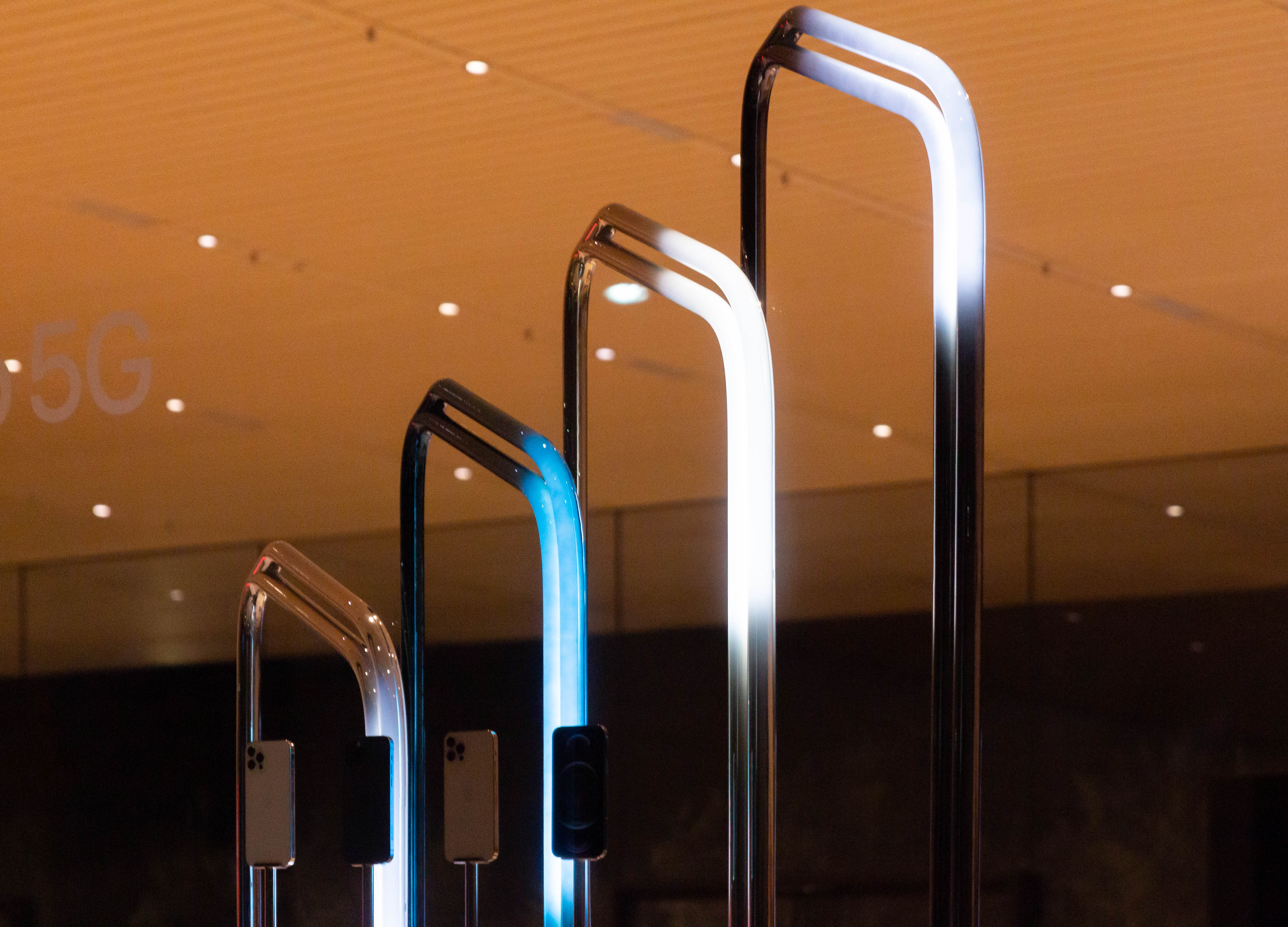 Apple Stores add glowing window displays for iPhone 12 launch - 9to5Mac