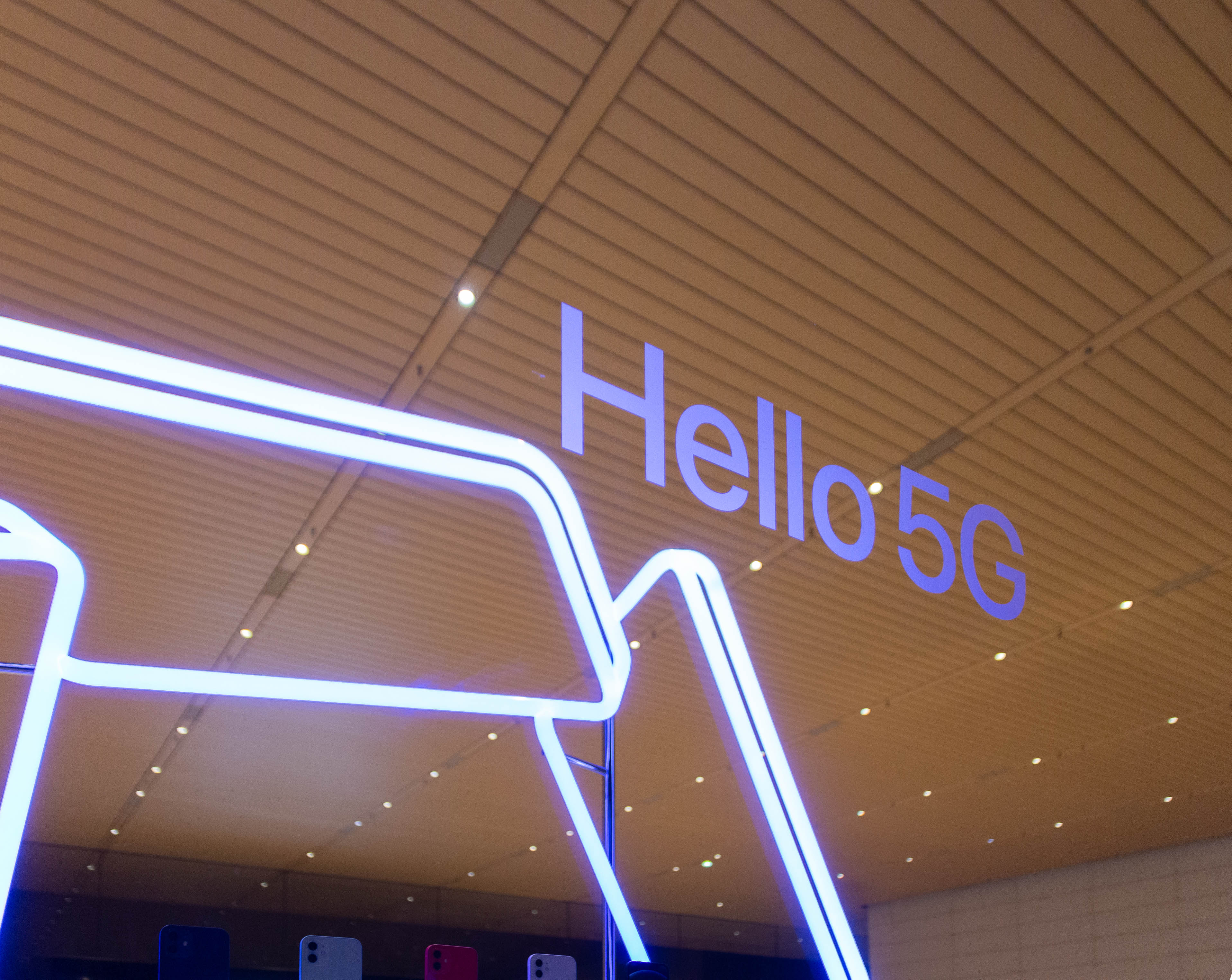 Apple Stores add glowing window displays for iPhone 12 launch - 9to5Mac