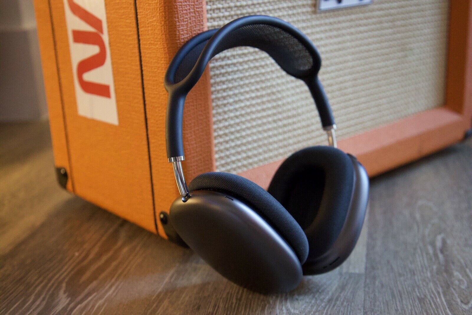 Hands-on with midnight AirPods Max with USB-C - 9to5Mac