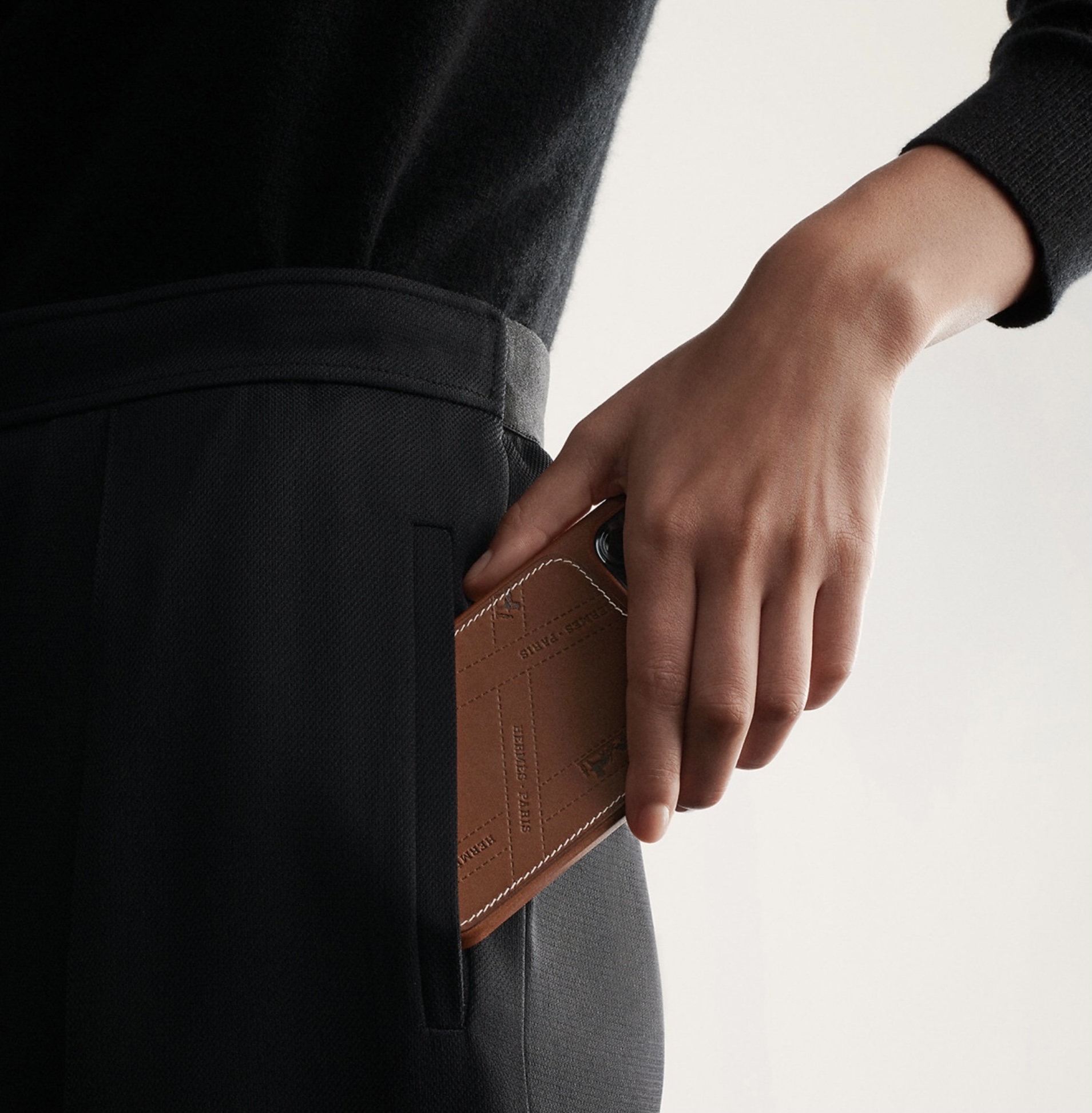 Hermès offering $699 AirTag travel tag and new $570 MagSafe case ...