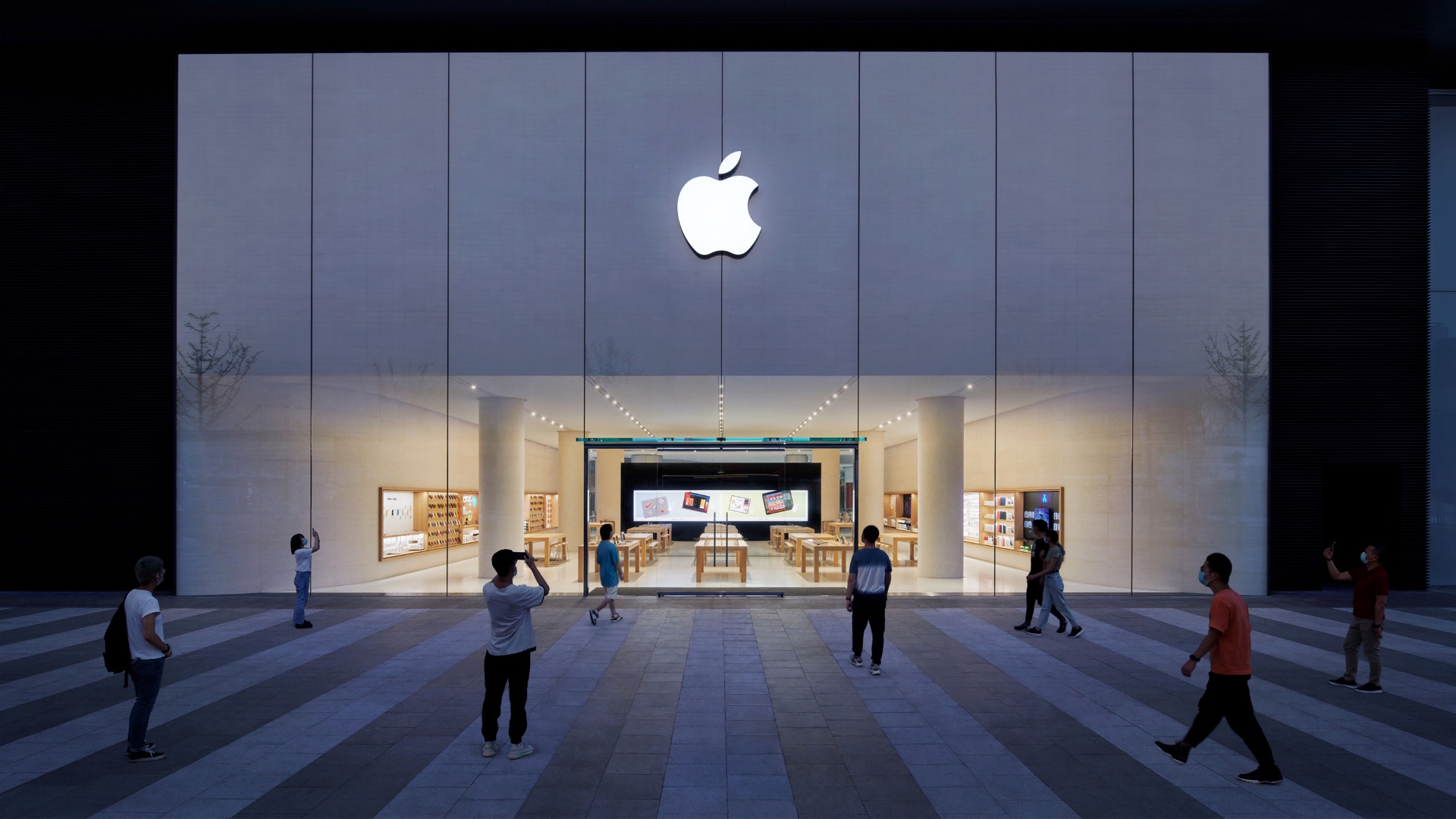 Apple's Edinburgh Scotland flagship store opens with bagpipes and ...