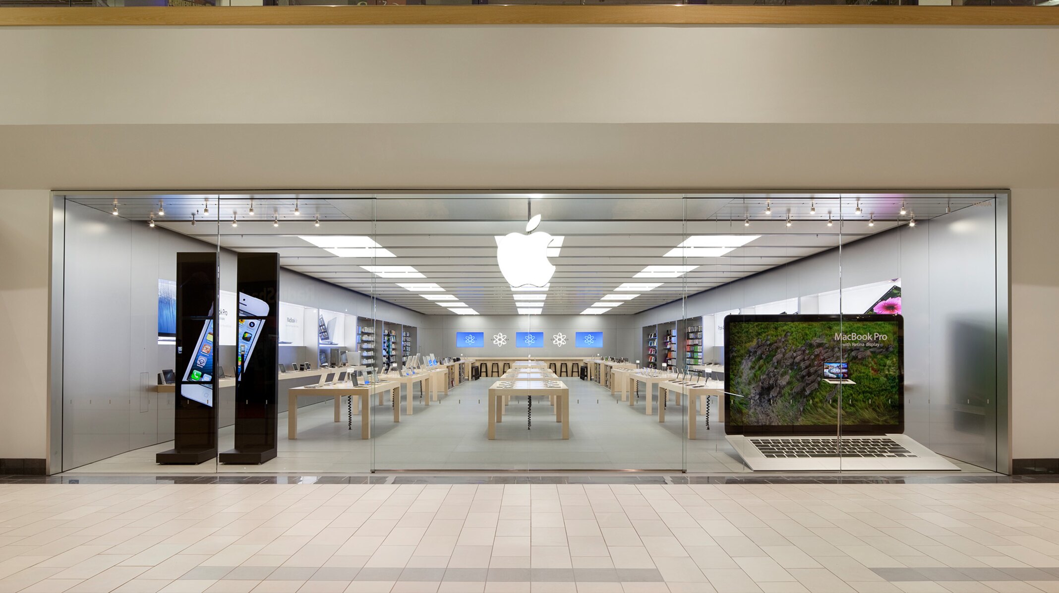 Suspects escape after Apple Store smash-and-grab by teens is caught on ...
