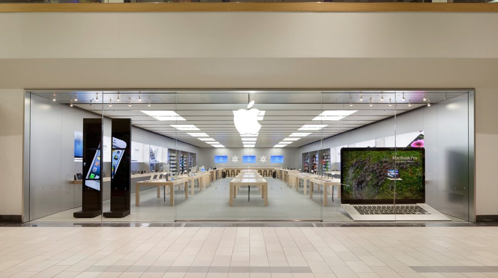 Suspects escape after Apple Store smash-and-grab by teens is caught on ...
