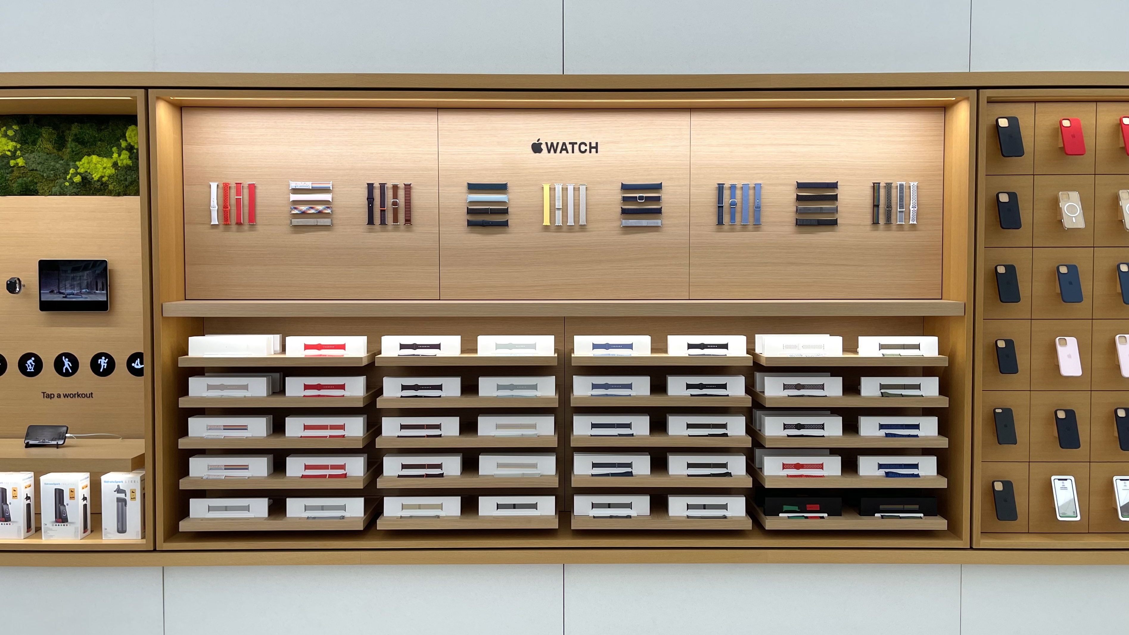 Apple Stores embrace iPhone 14 Pro with new Dynamic Island window ...