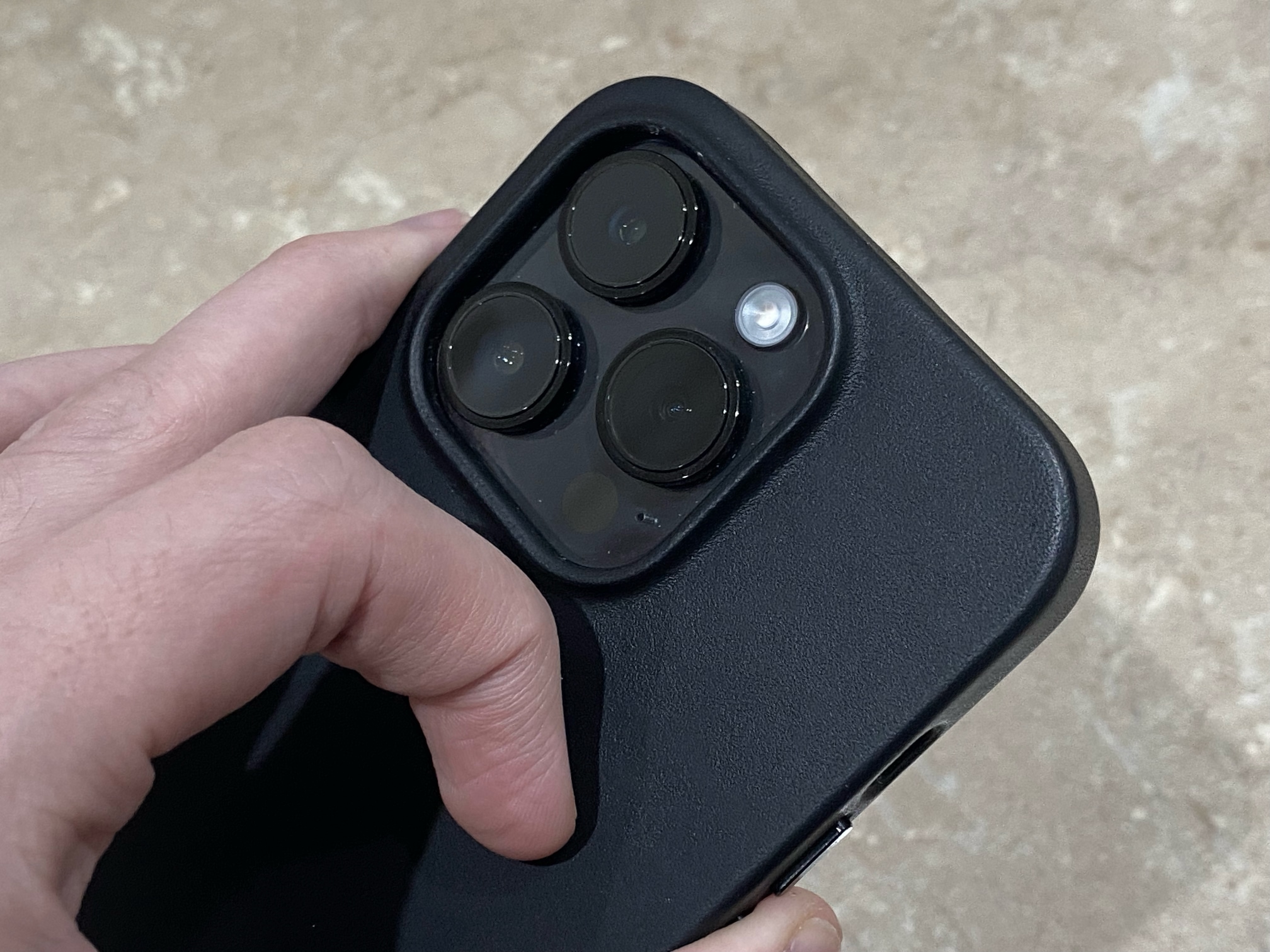 Review: Mujjo iPhone 14 leather case