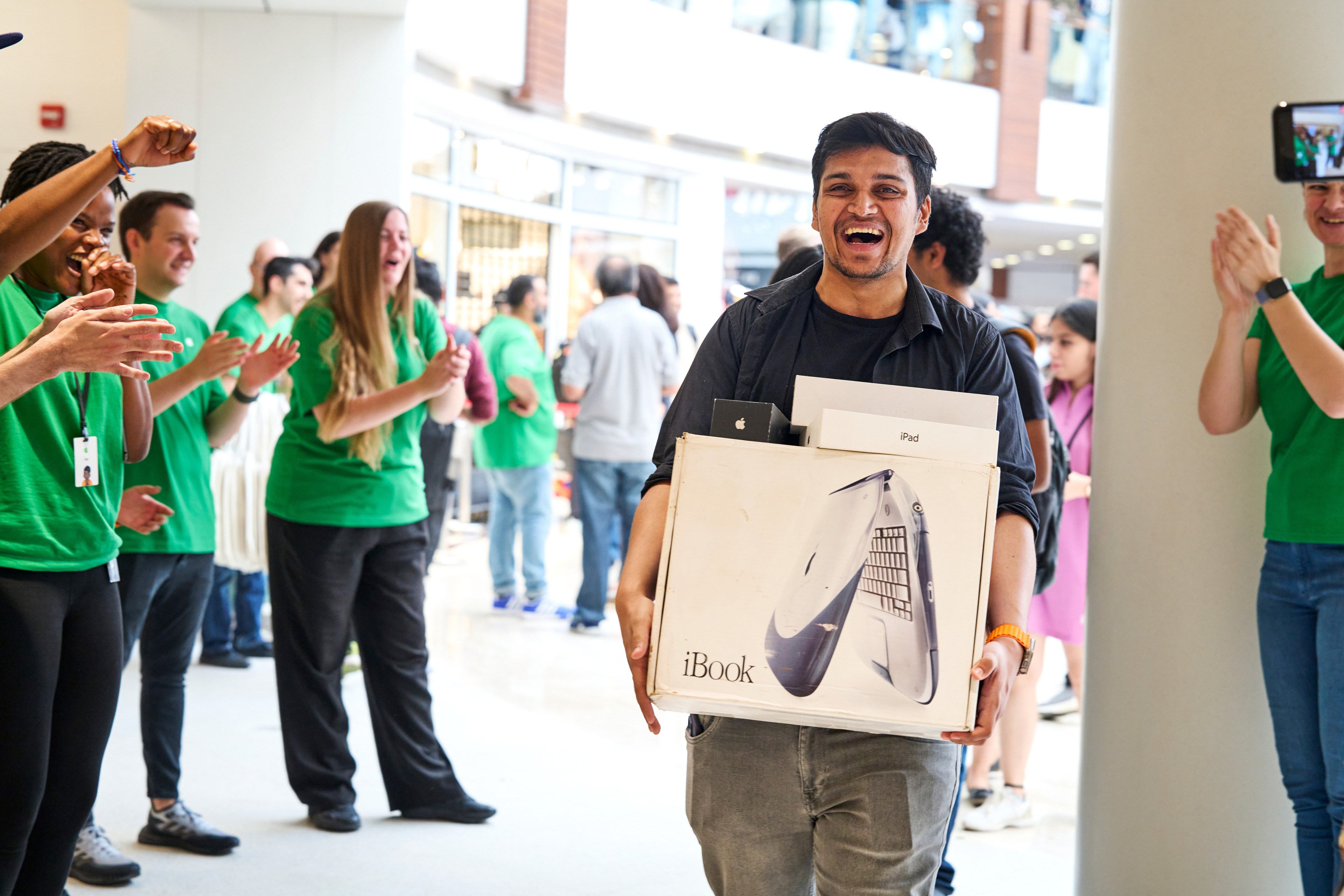 Apple Saket store opened by Tim Cook, curved storefront revealed