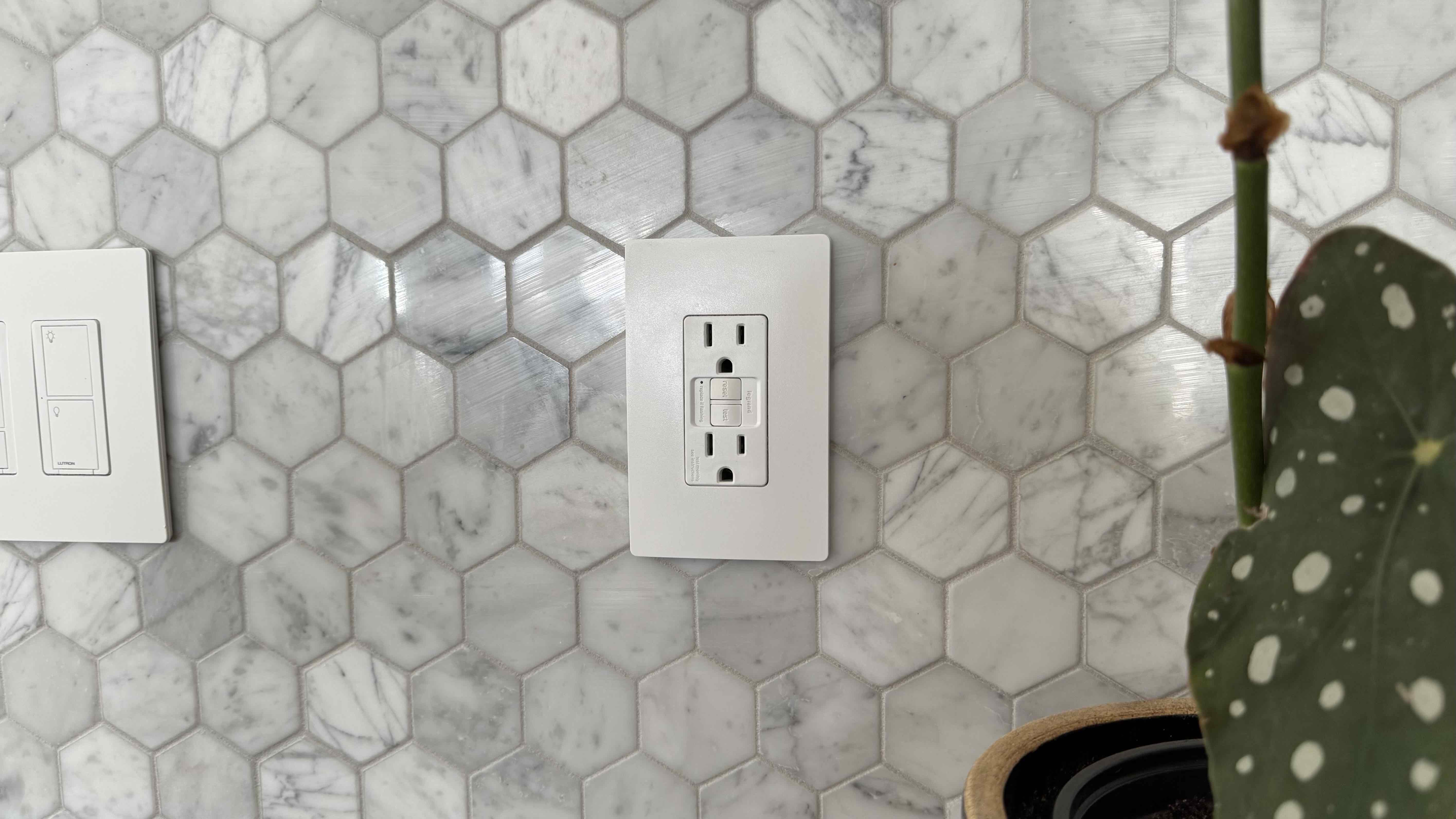 Lock Socket for iPhone chargers: Review - 9to5Mac