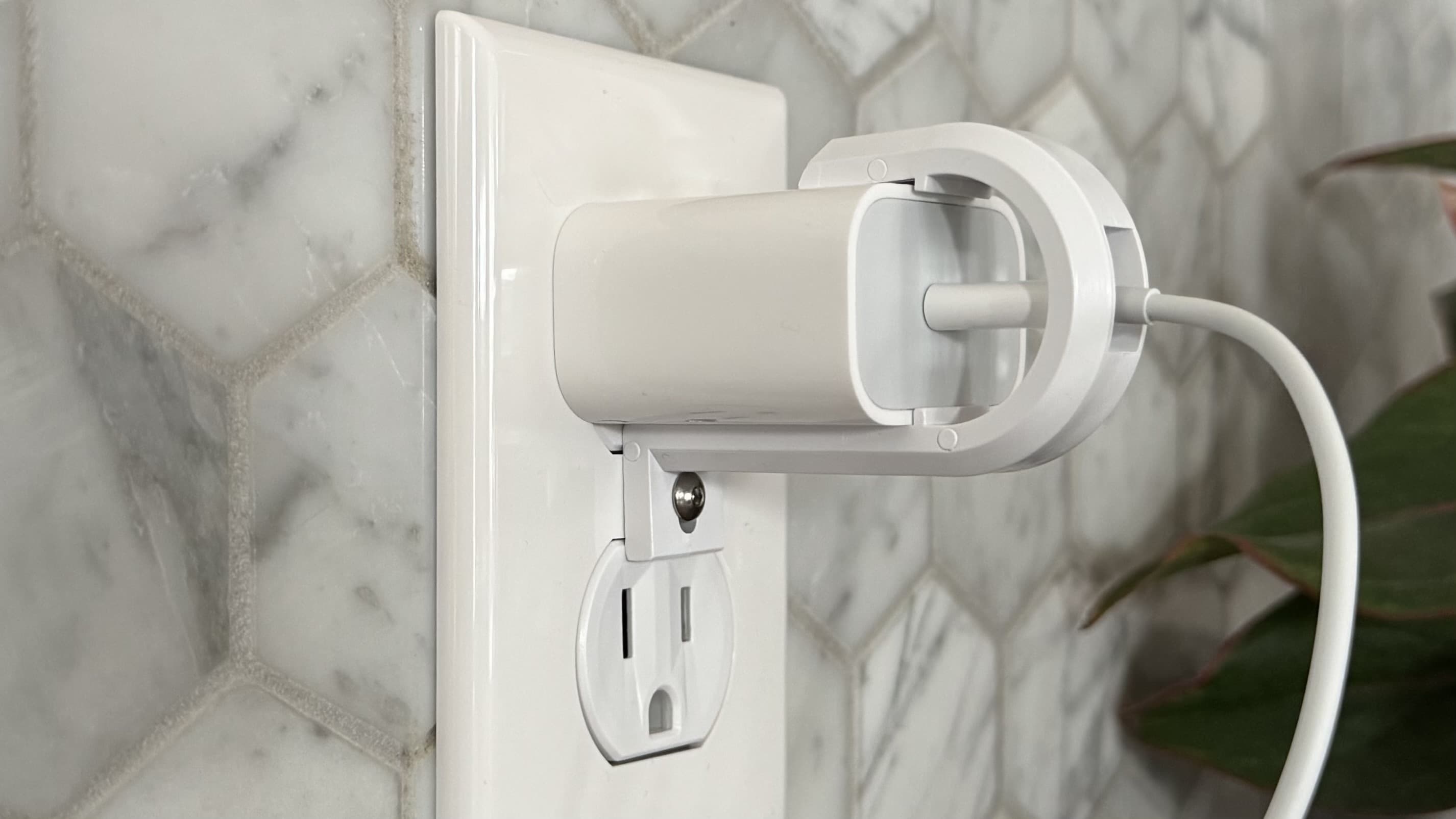 Lock Socket for iPhone chargers: Review - 9to5Mac