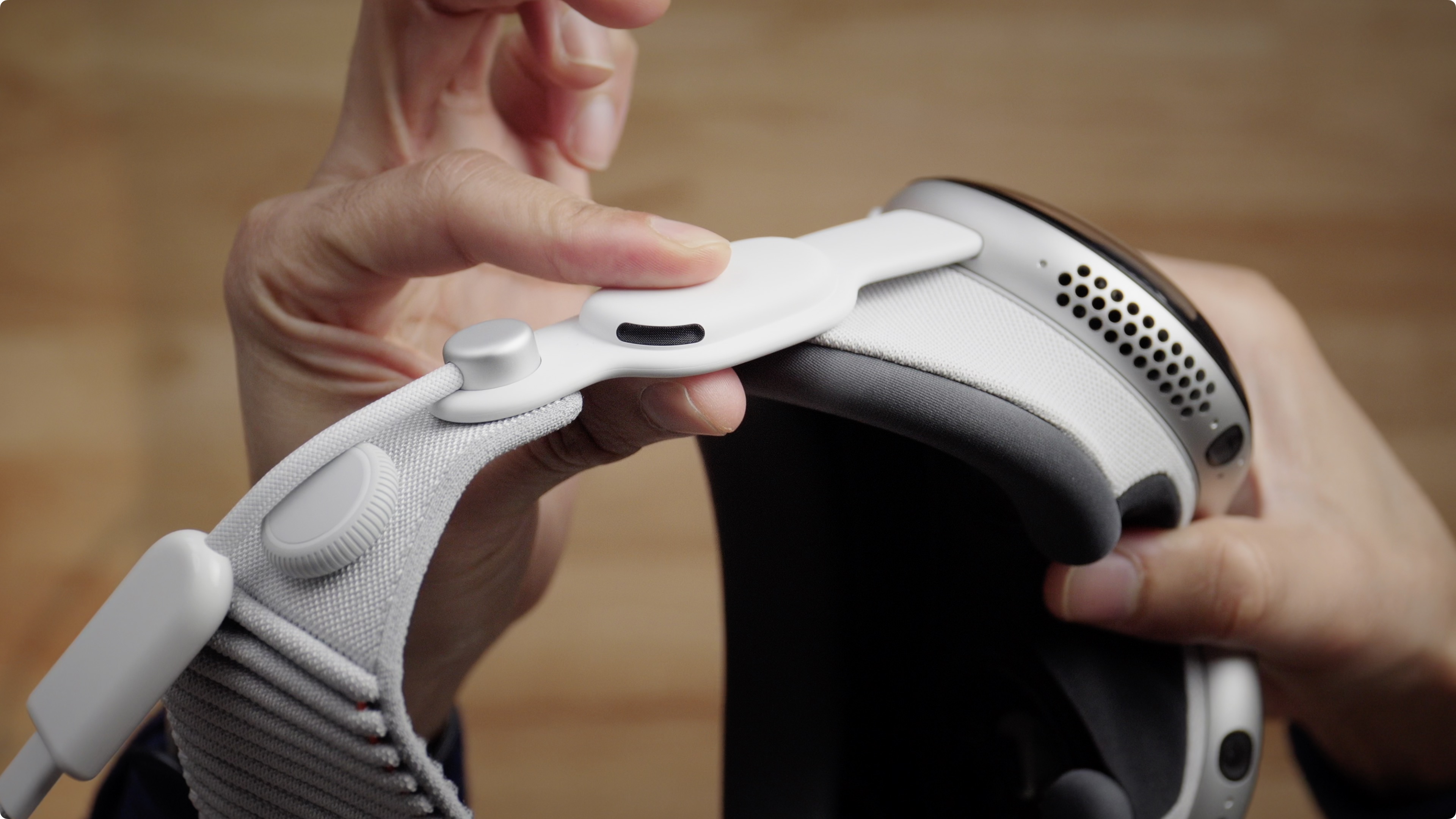 Apple Vision Pro is Thunderbolt capable with the Developer Strap - 9to5Mac