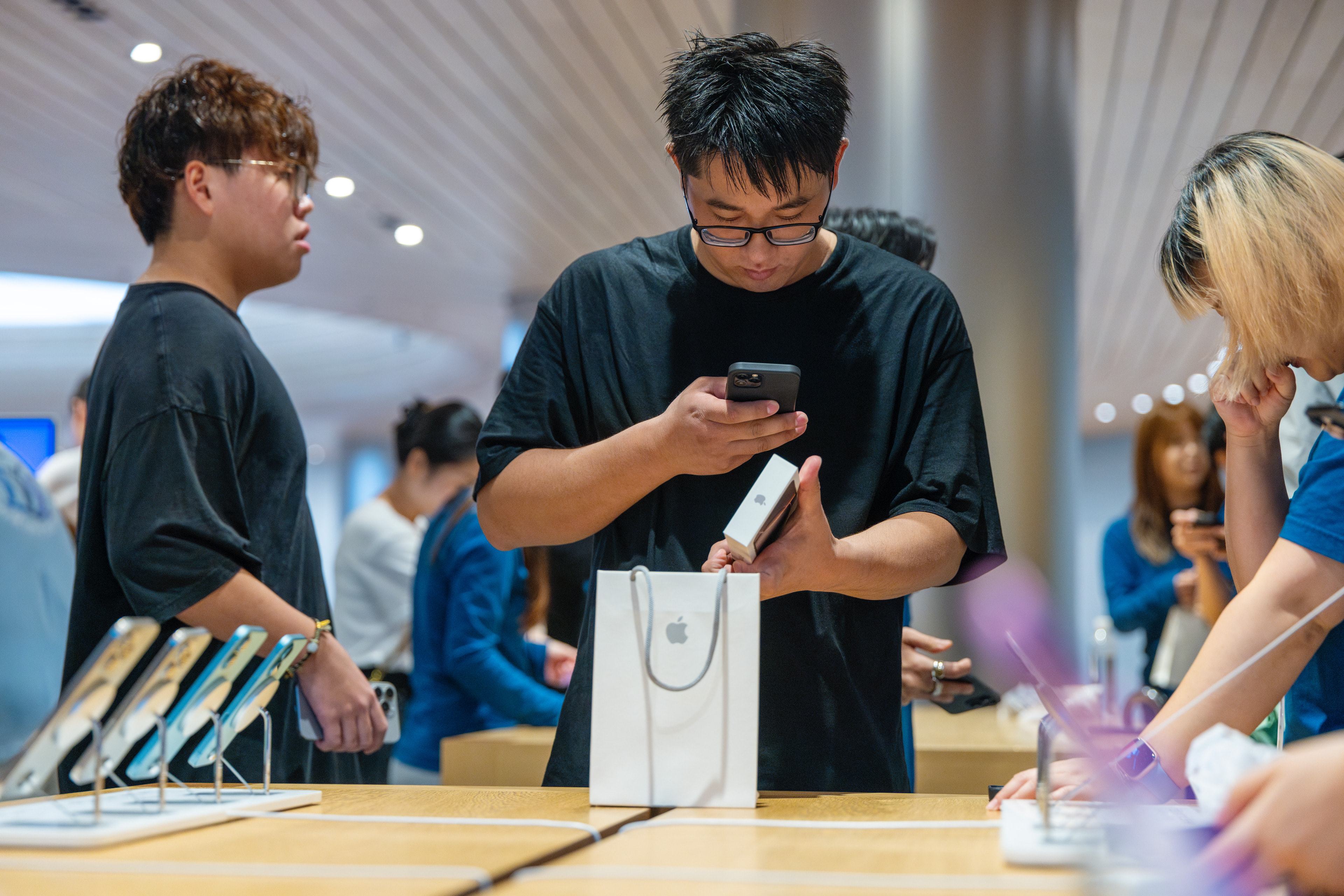 Official photos from Apple Stores on iPhone 16 day