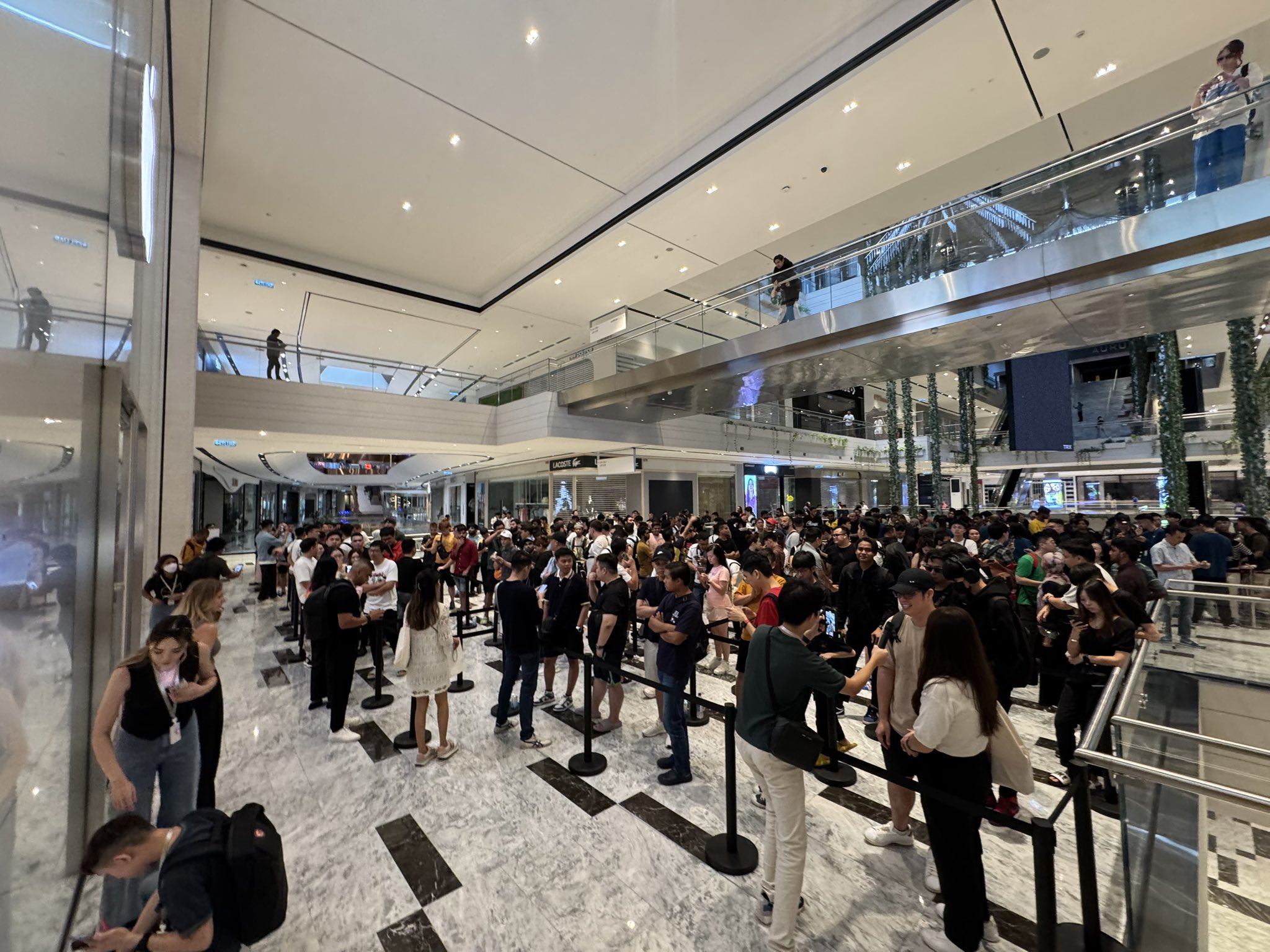 First iPhone 16 pre-orders arrive as lines form at Apple Stores around ...