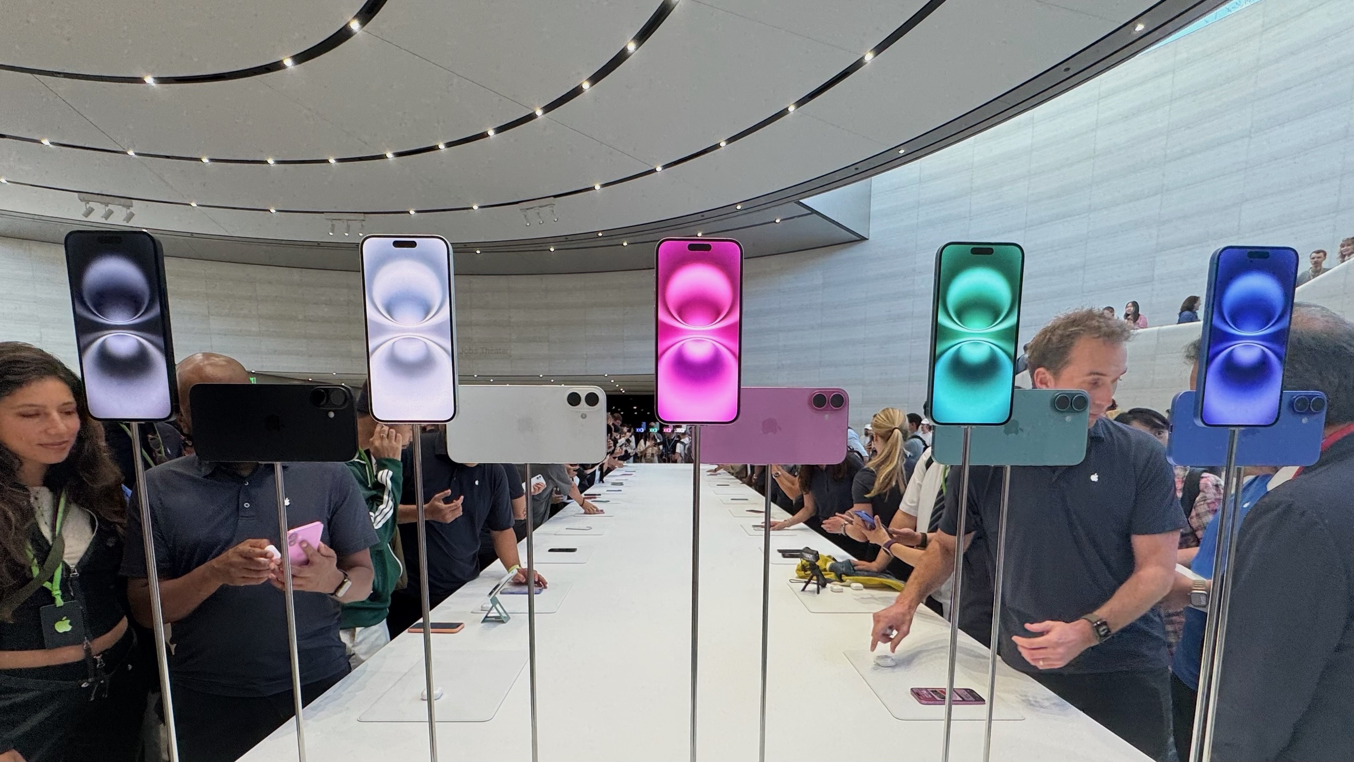 Hands-on: iPhone 16 and iPhone 16 Pro [Videos] - 9to5Mac