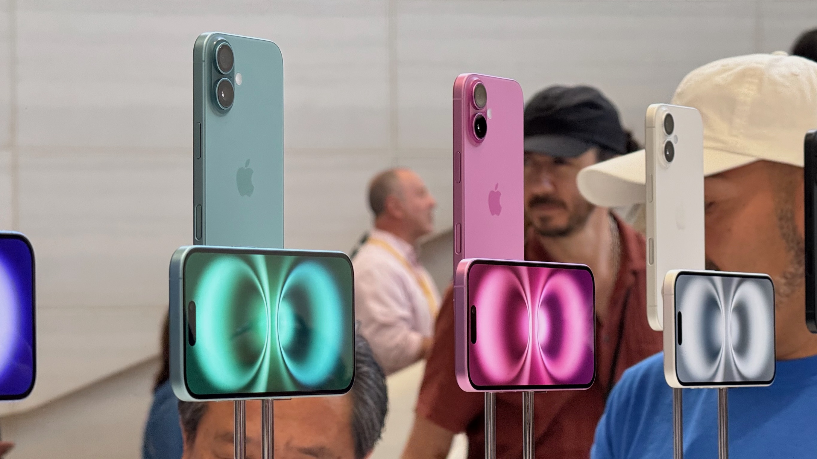Hands-on: iPhone 16 and iPhone 16 Pro [Videos] - 9to5Mac