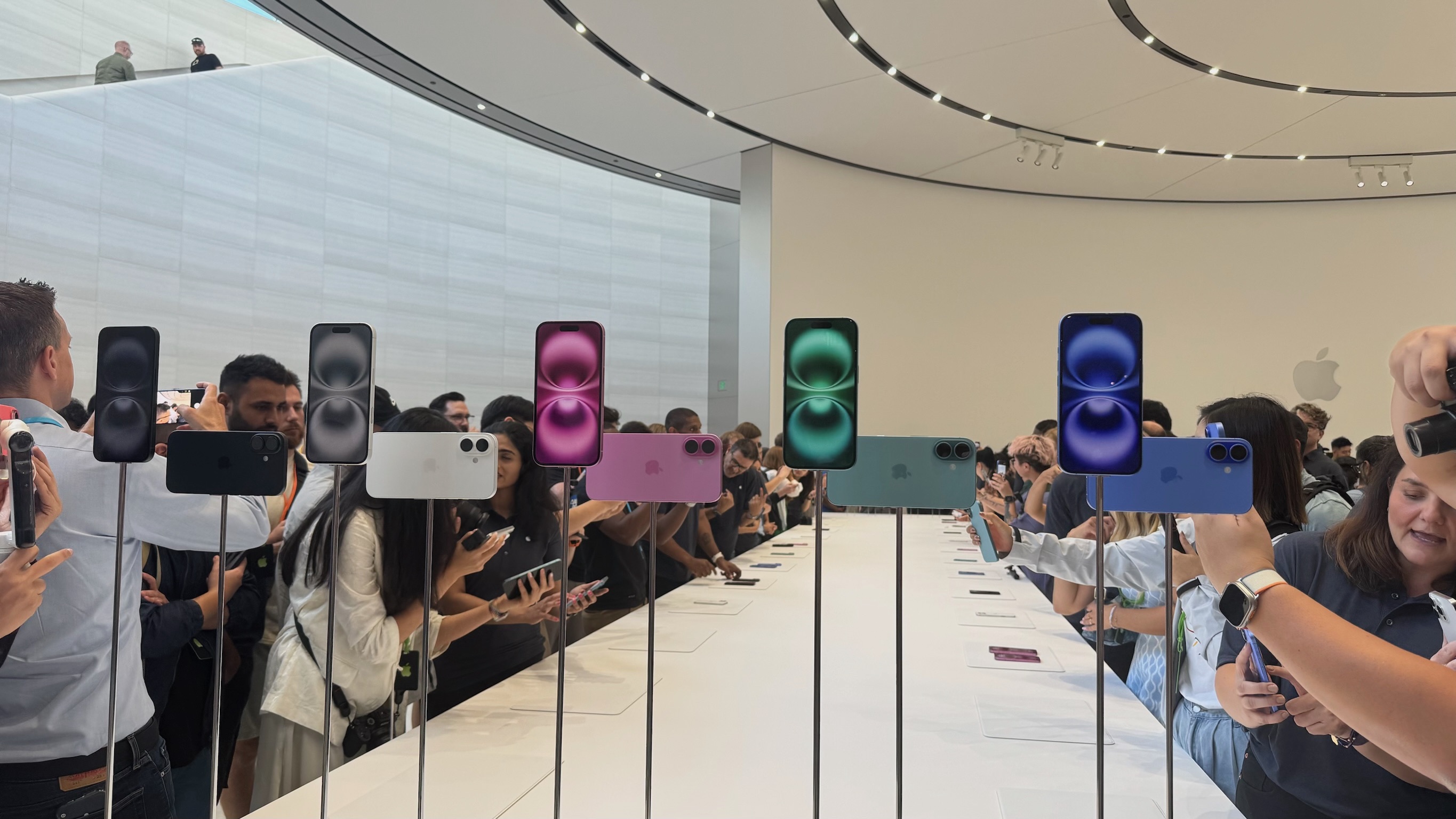 Hands-on: iPhone 16 and iPhone 16 Pro [Videos] - 9to5Mac