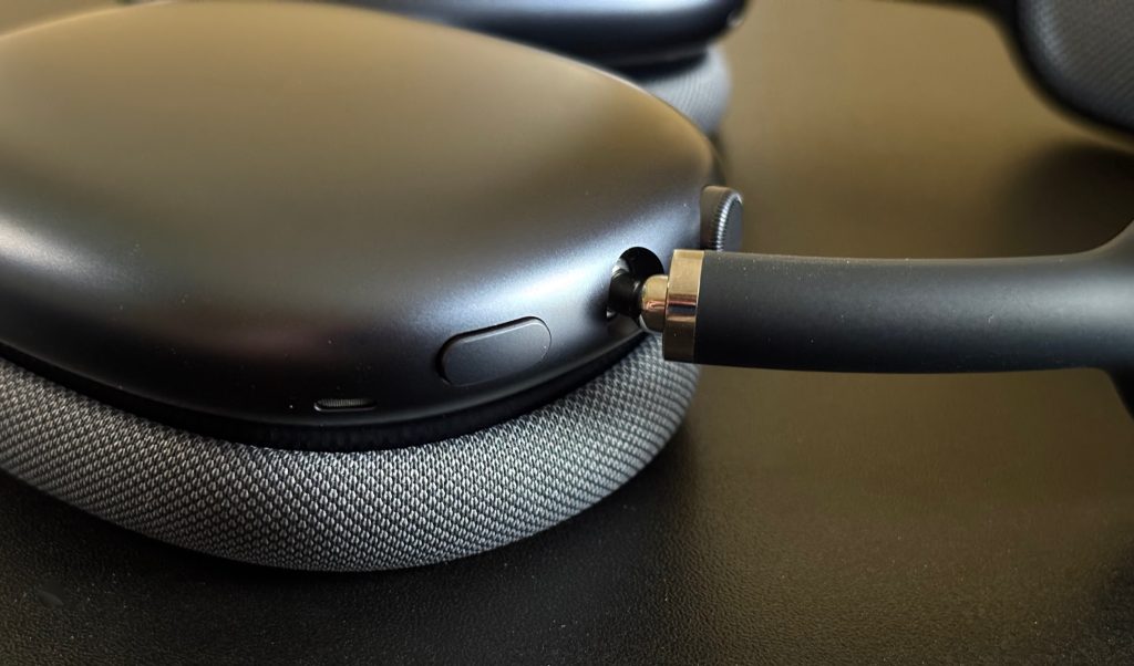 Hands-on with midnight AirPods Max with USB-C - 9to5Mac
