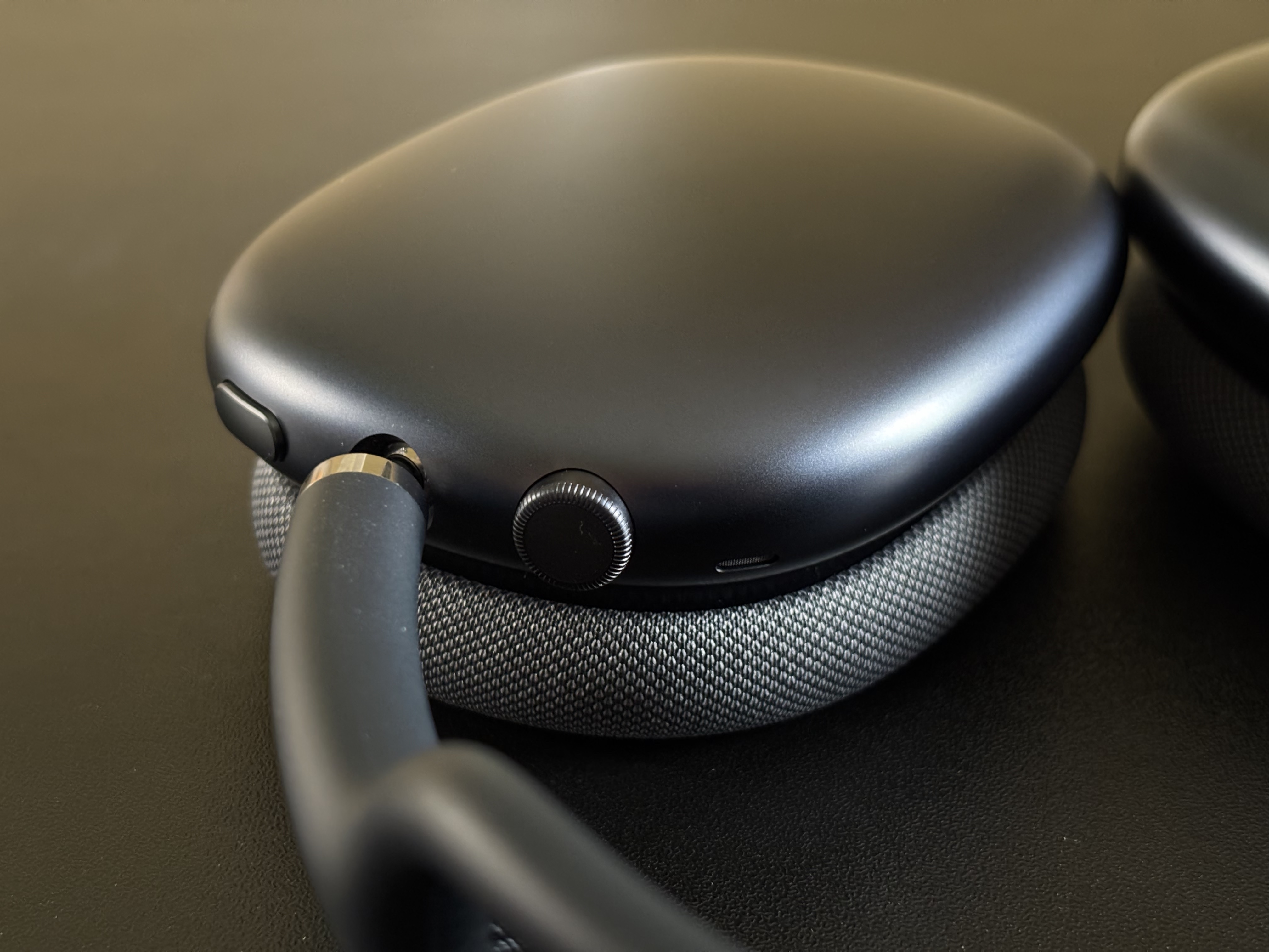 Hands-on with midnight AirPods Max with USB-C - 9to5Mac