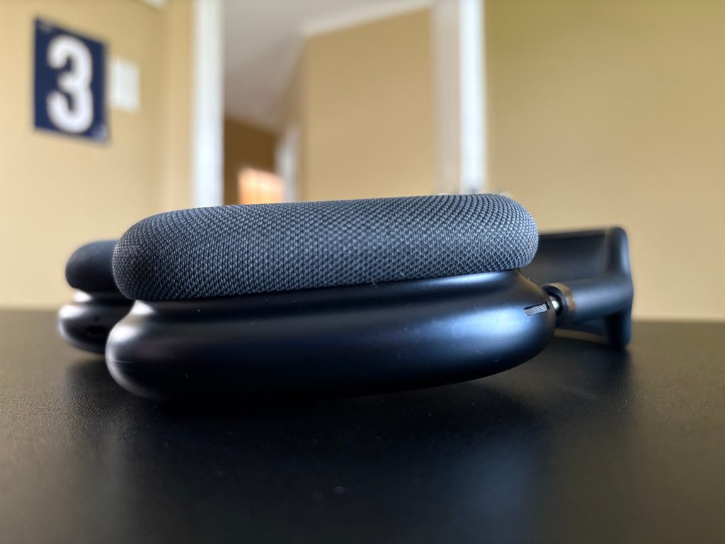 Hands-on with midnight AirPods Max with USB-C - 9to5Mac