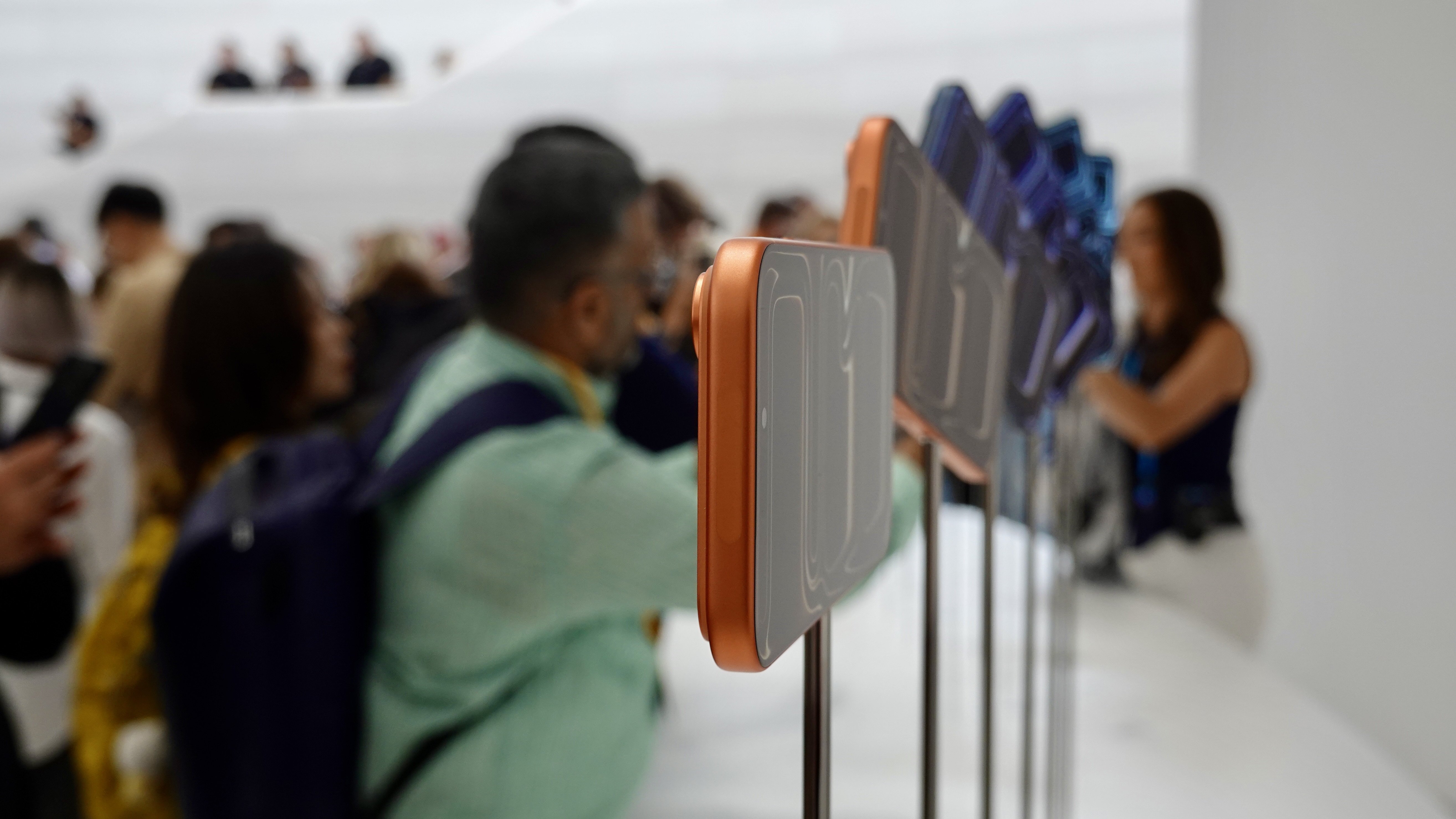 iPhone 17 Pro reintroduces a glass cutout for 5G mmWave antenna on U.S ...